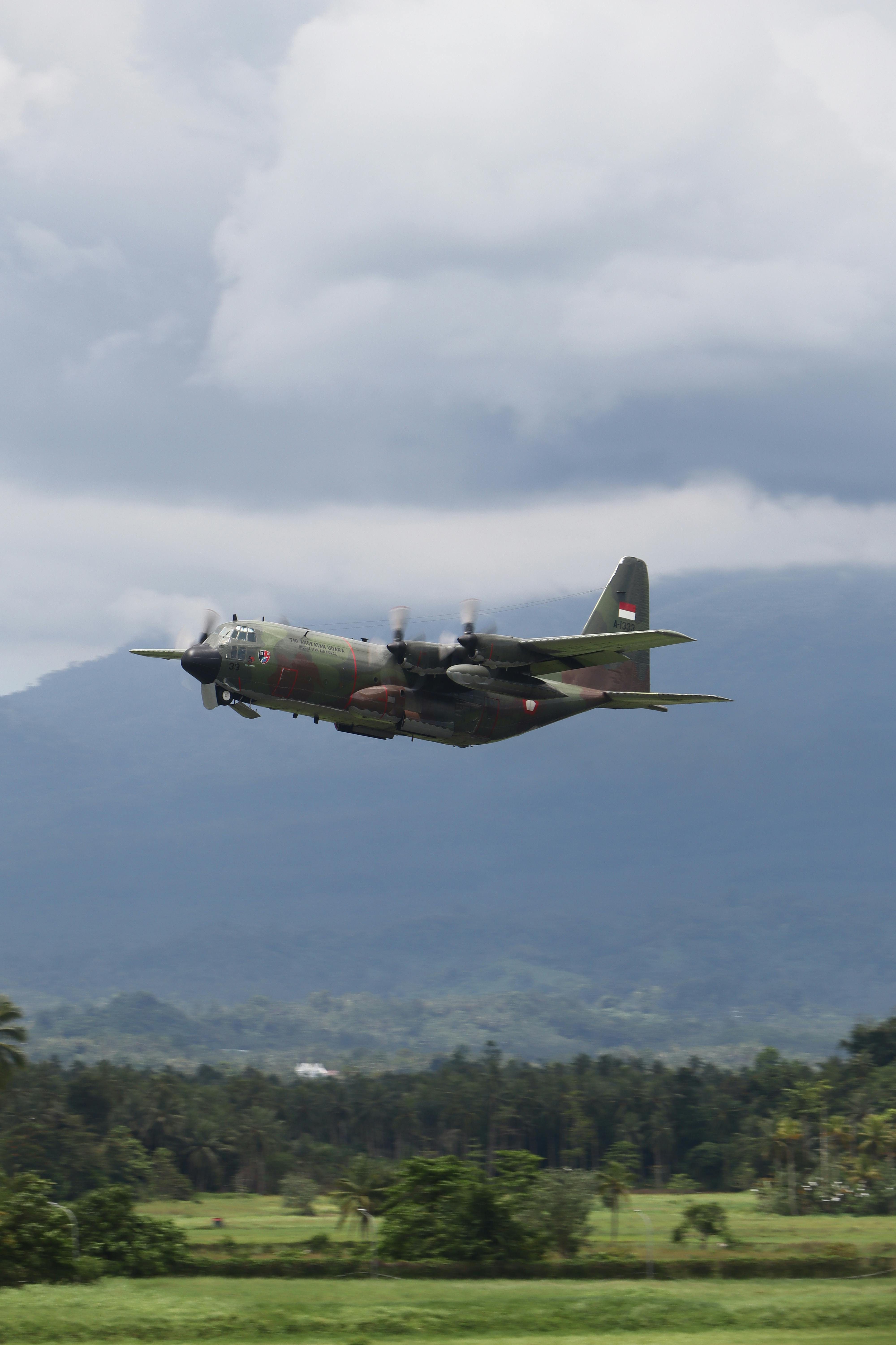 Pesawat Militer Indonesia Terbang Di Atas Sulawesi · Foto Stok Gratis
