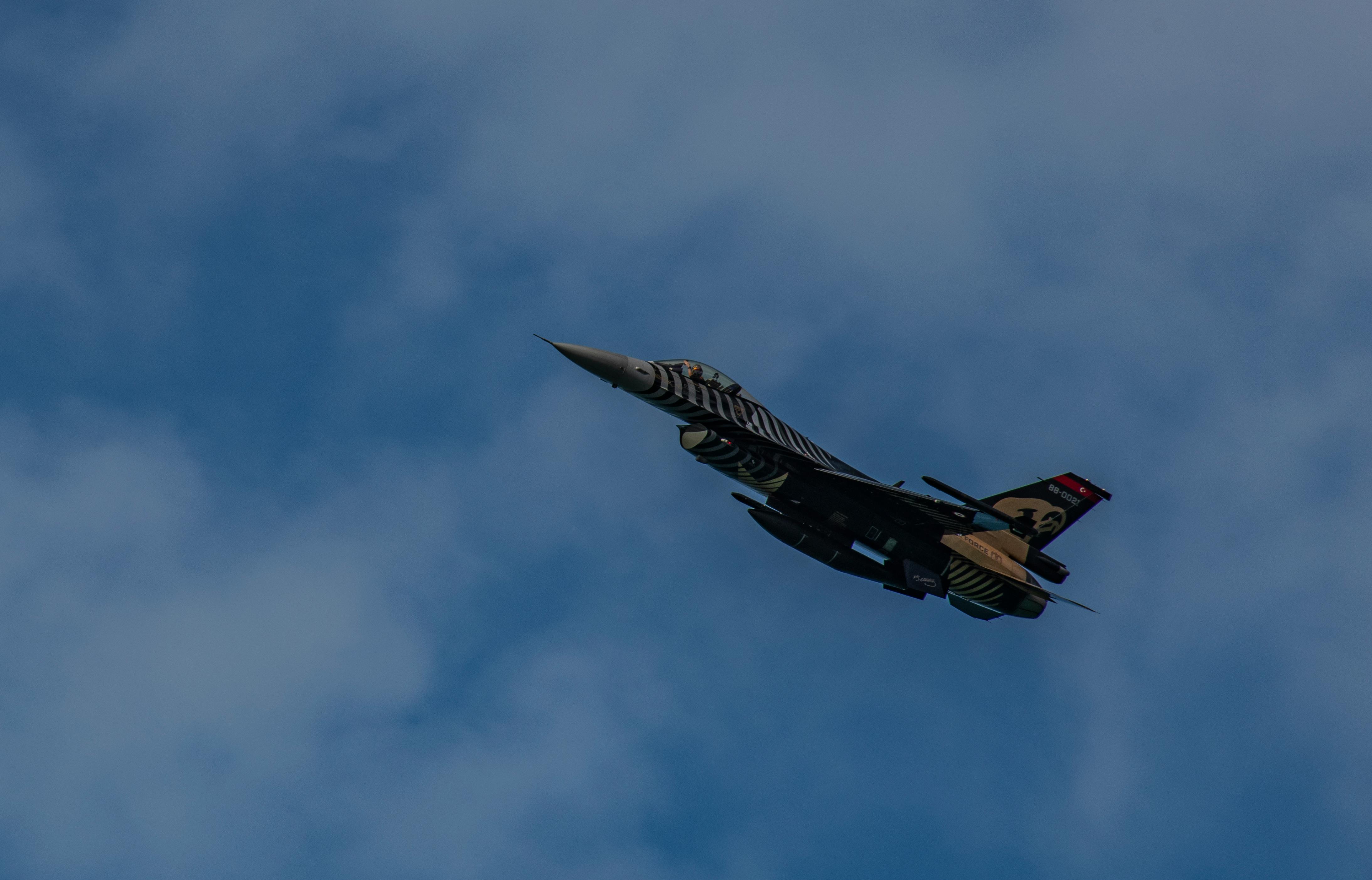 F-16 Fighter Jet Performing in Clear Sky · Free Stock Photo