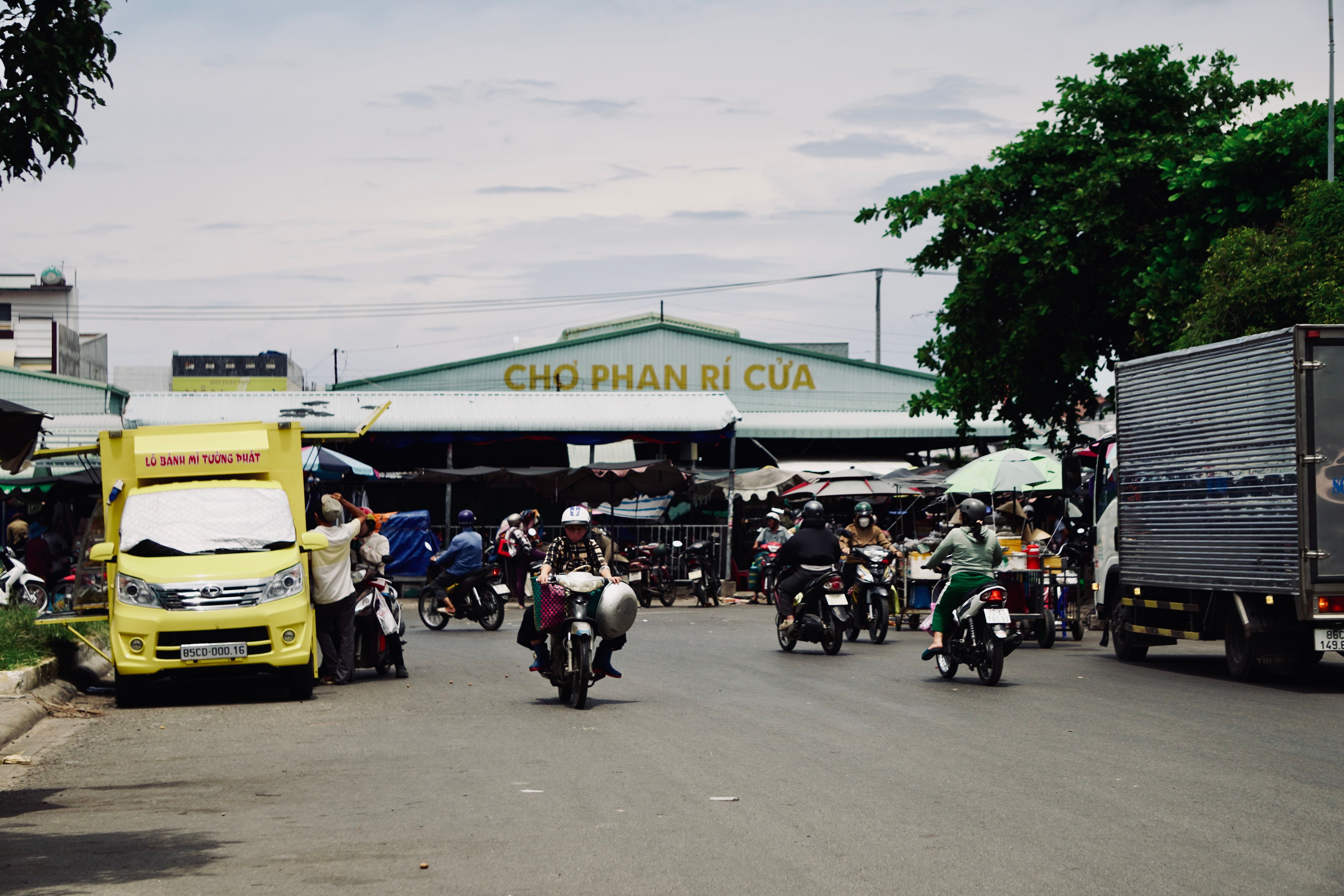 Bustling Street Scene at Phan Ri Cua Market · Free Stock Photo