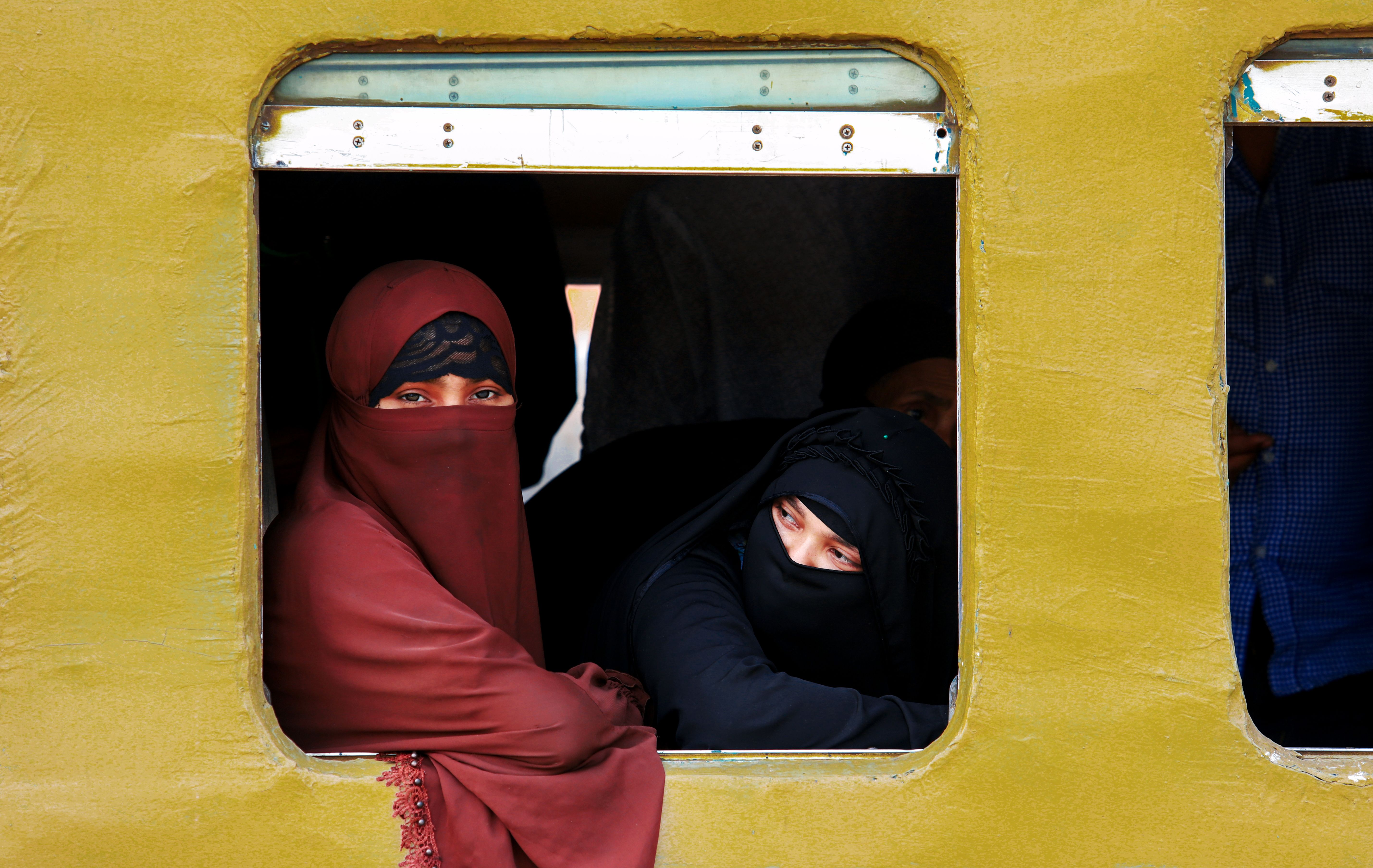 Mujeres Con Burka Tradicional Mirando Desde La Ventana Del Tren · Foto ...