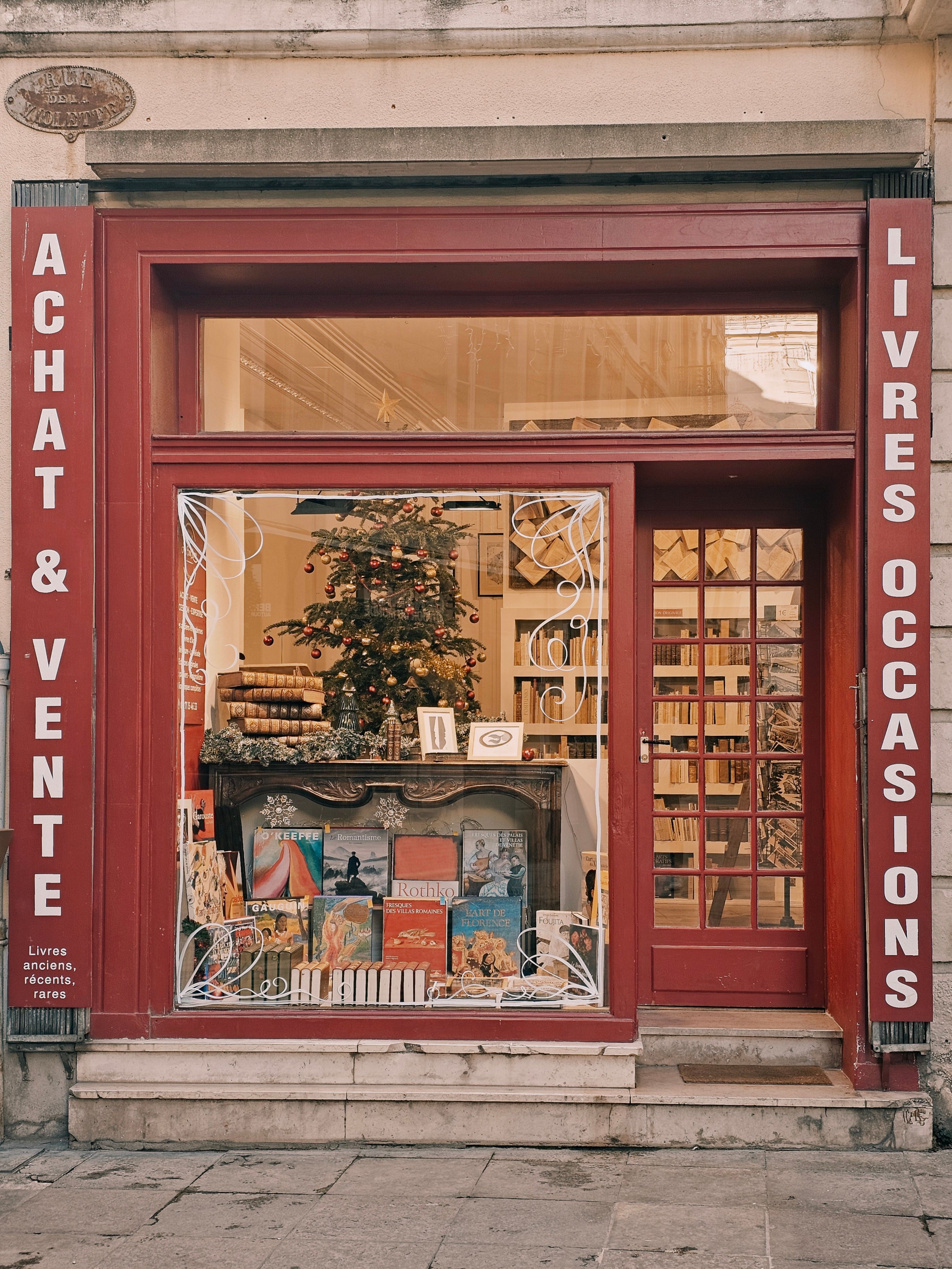 Charming Vintage Bookstore Front in France · Free Stock Photo