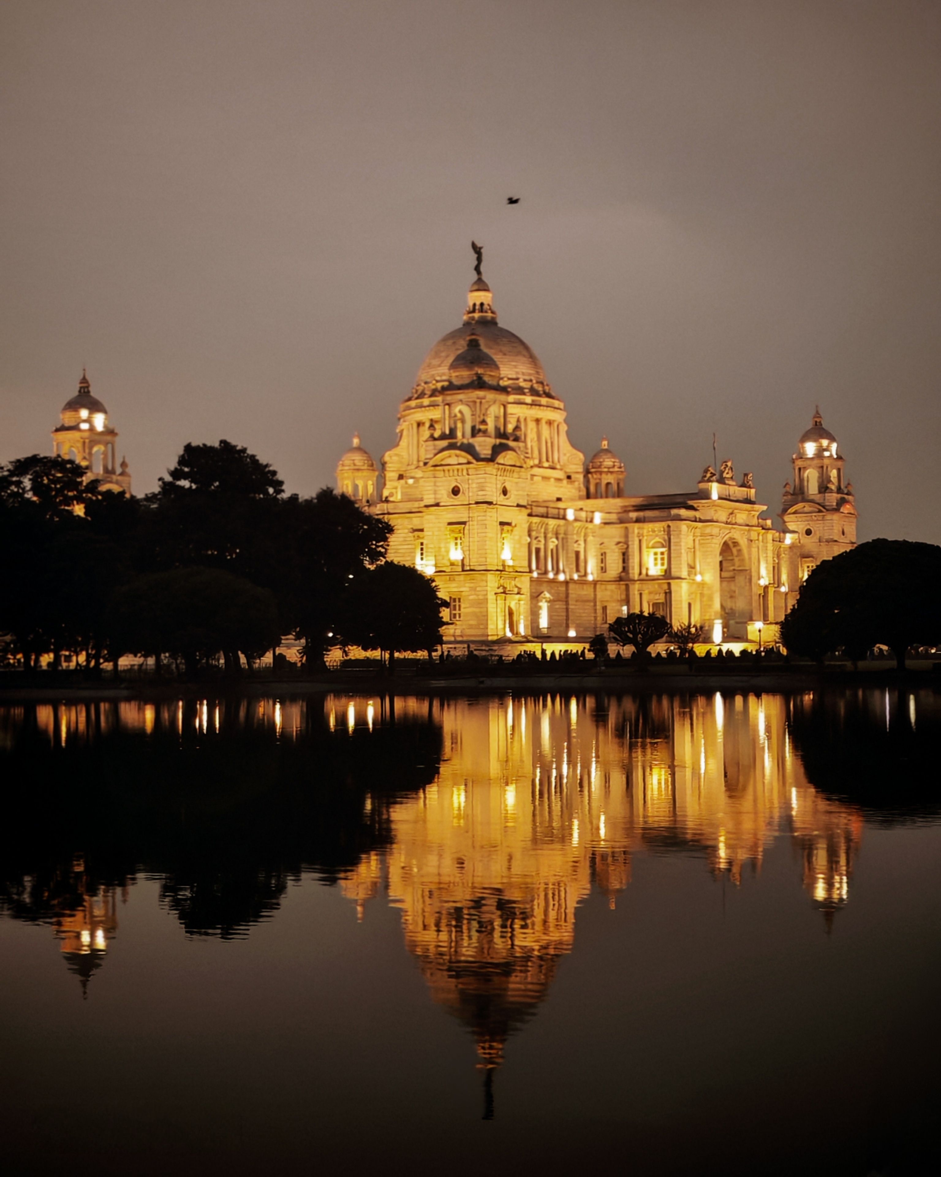 Illuminated Victoria Memorial with Reflection at Night · Free Stock Photo