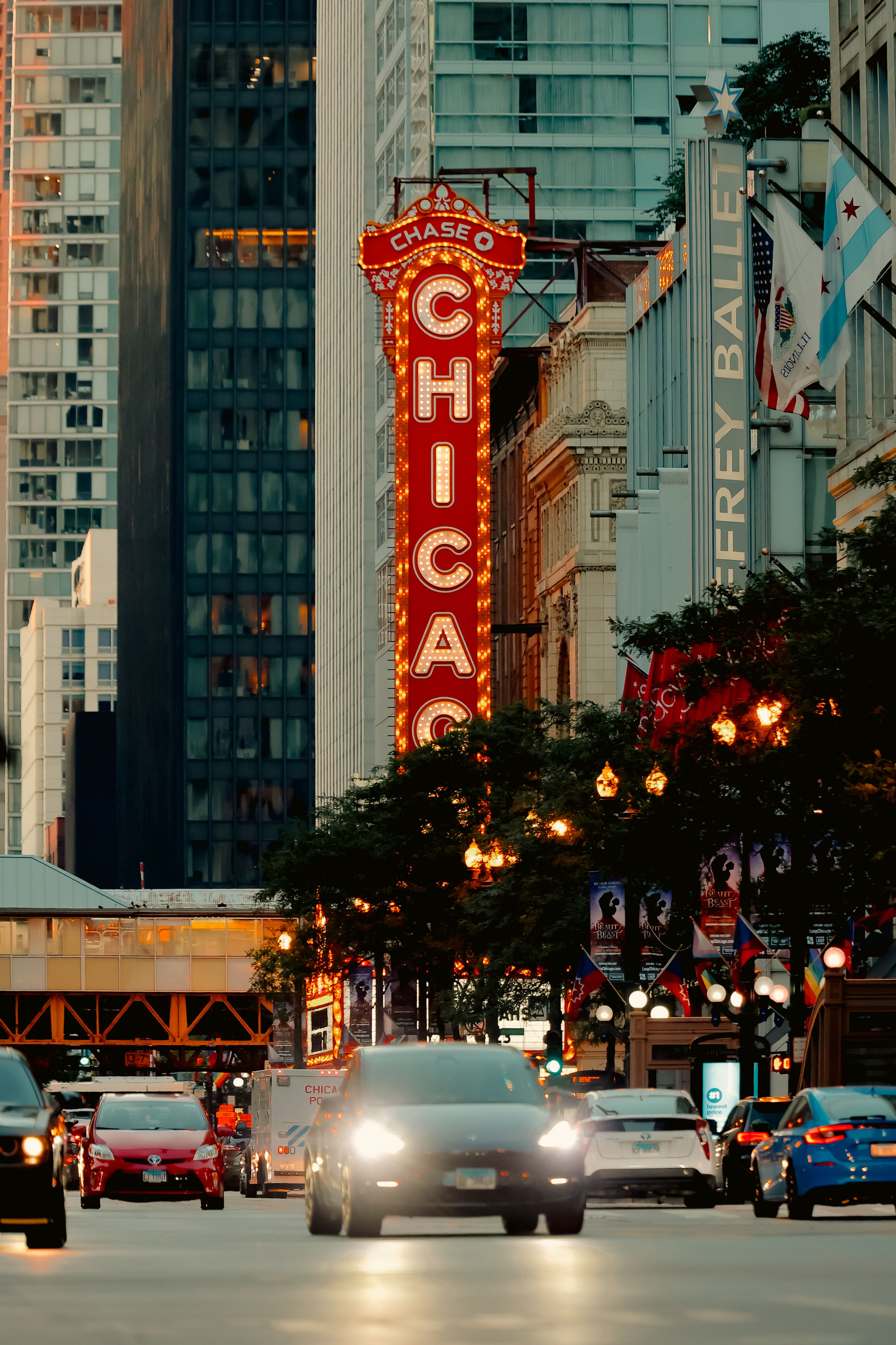 Downtown Chicago Street Scene with Iconic Sign · Free Stock Photo