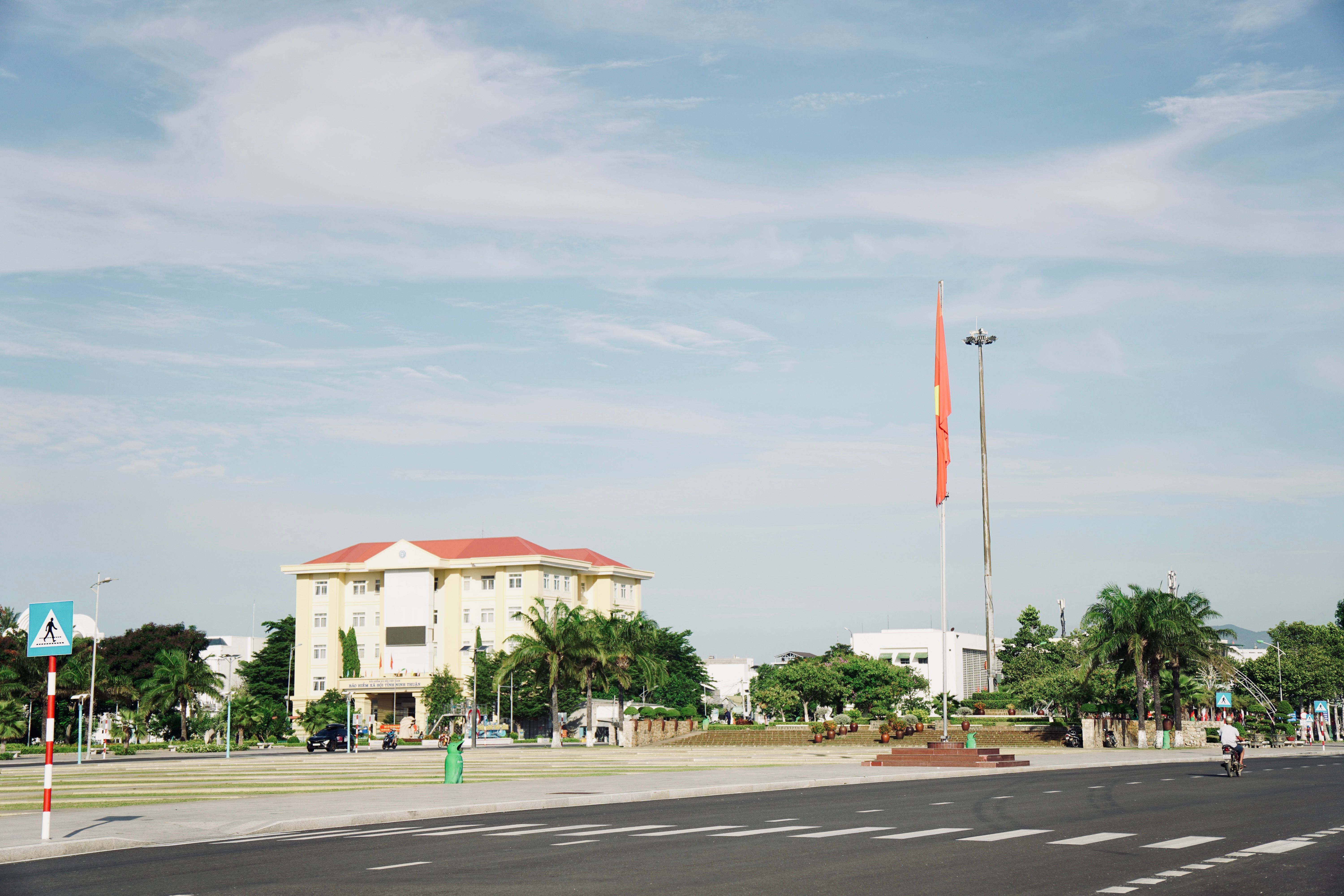 Sunny Day at Vietnamese Government Building · Free Stock Photo