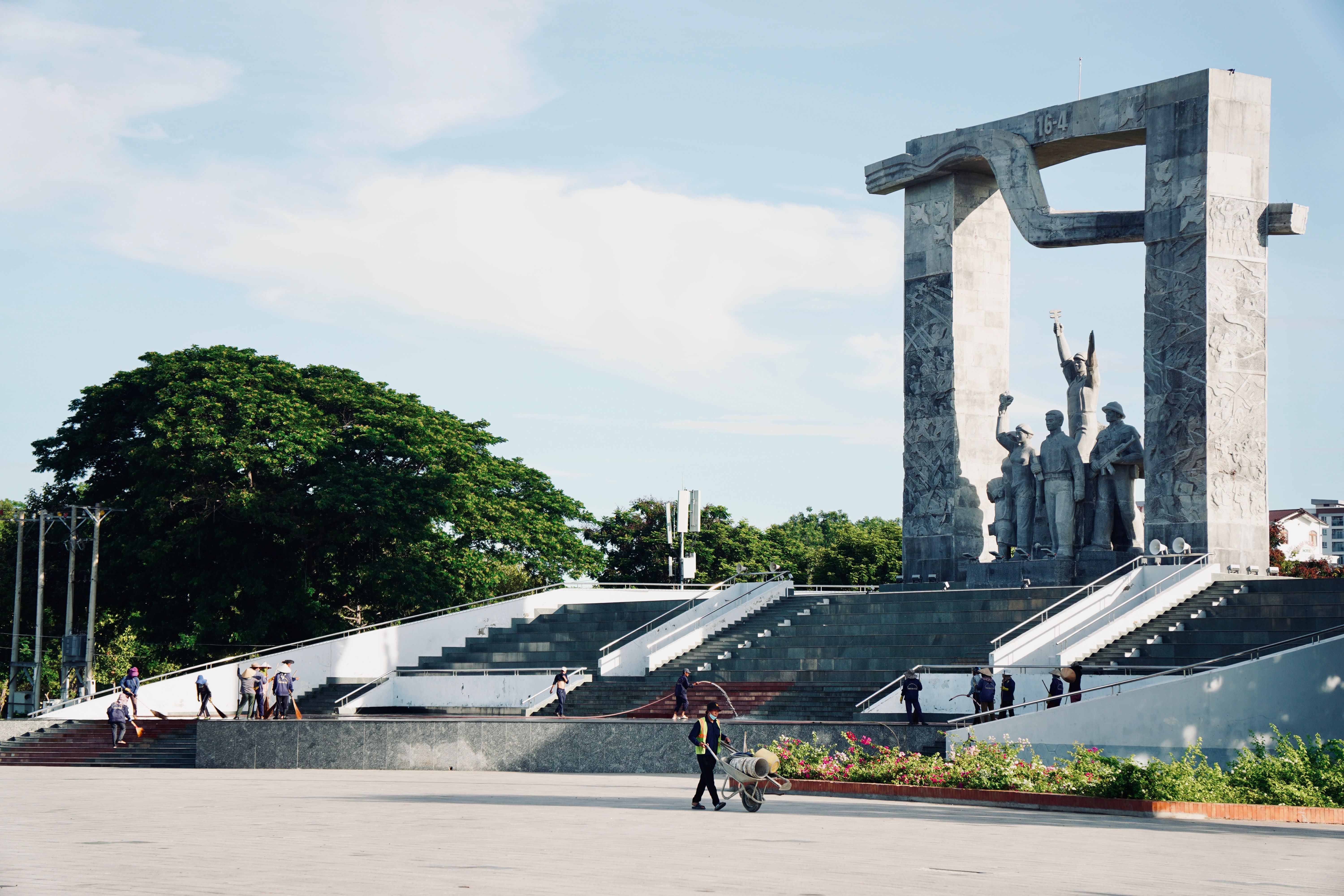 Estatua Monumento En Parque Público Con Escalones · Foto de stock gratuita