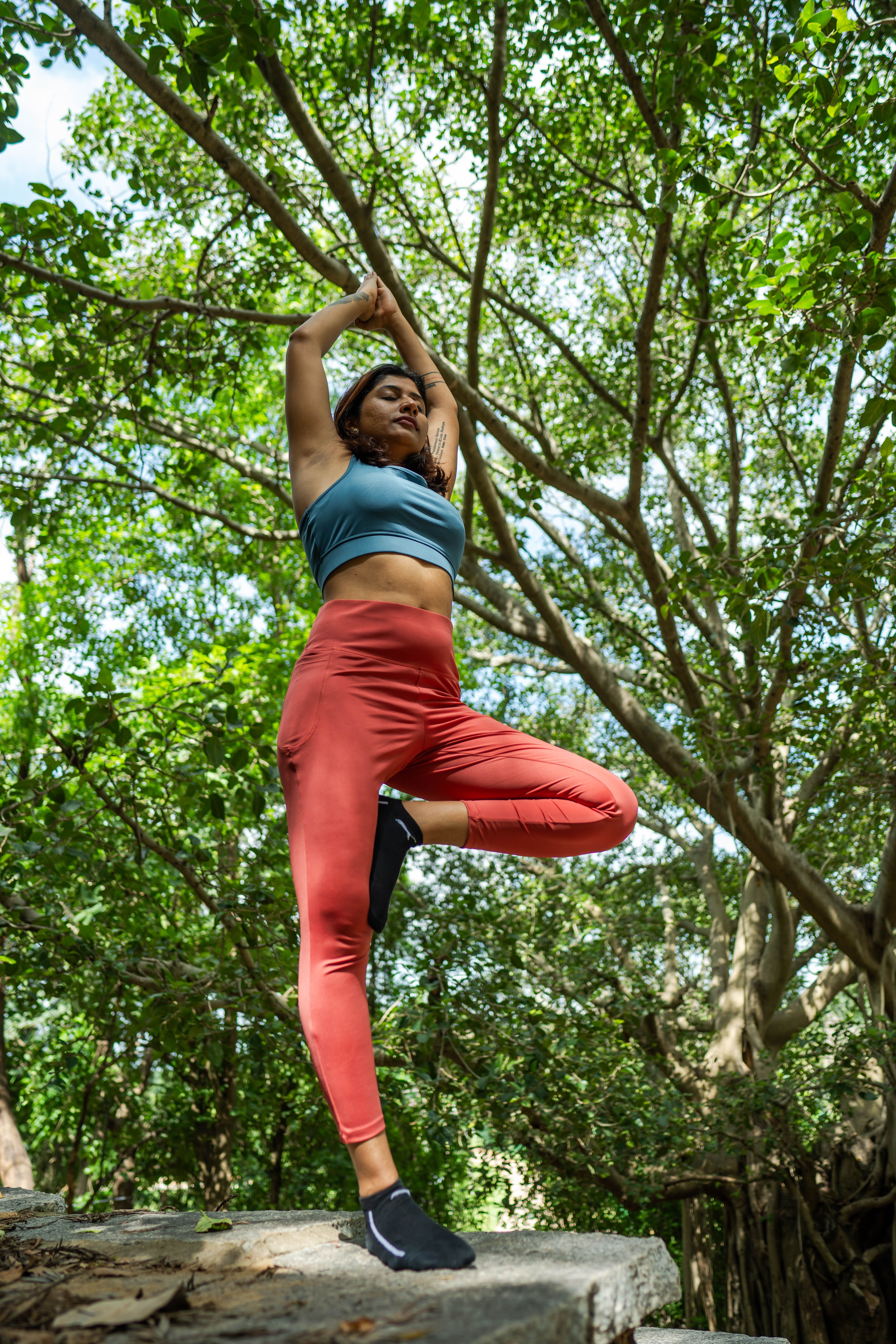 Postura De Yoga En El Bosque, Esencial Para La Buena Forma Física ...