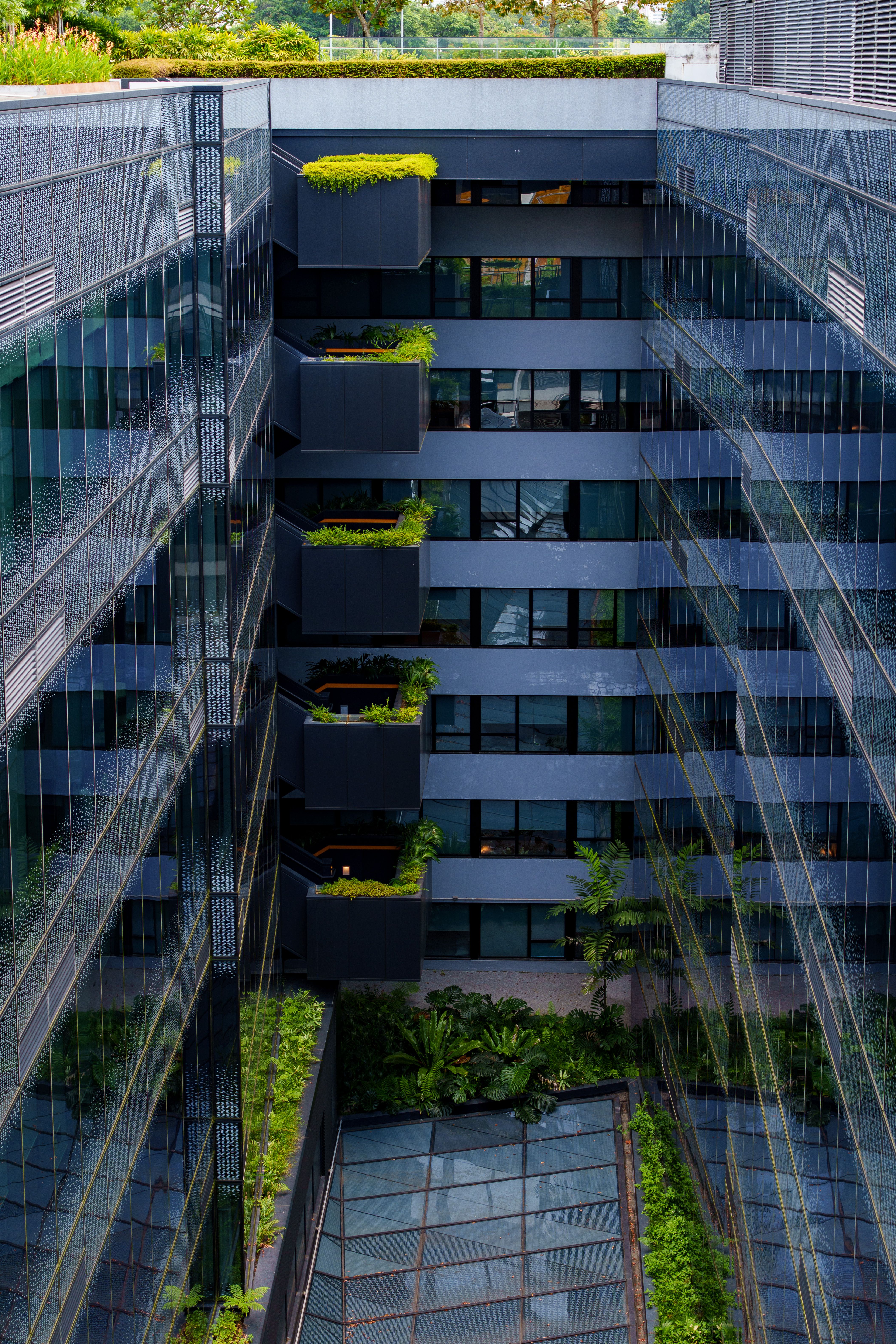 Modern Building with Vertical Garden Architecture · Free Stock Photo