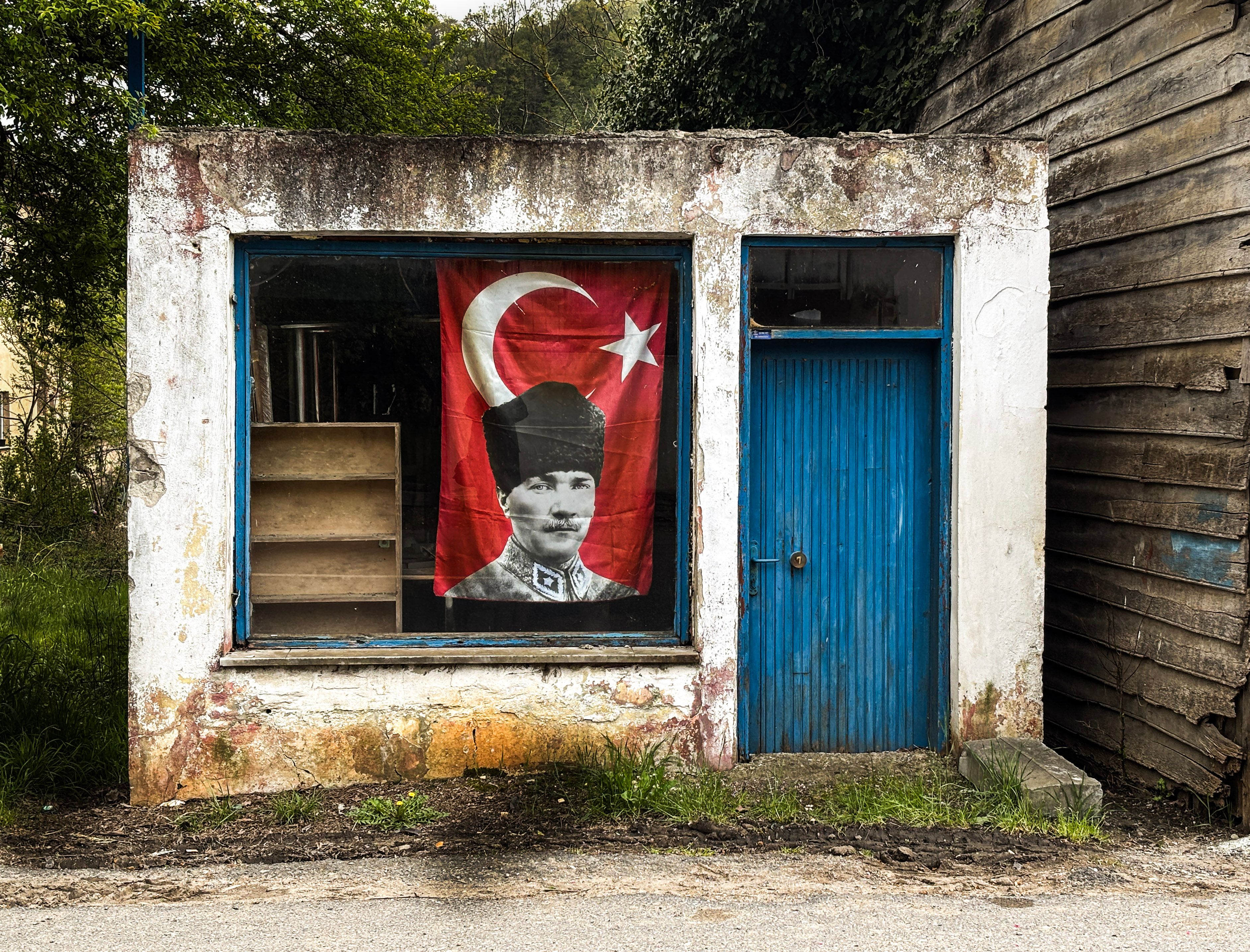 Old Building with Turkish Flag in Istanbul · Free Stock Photo