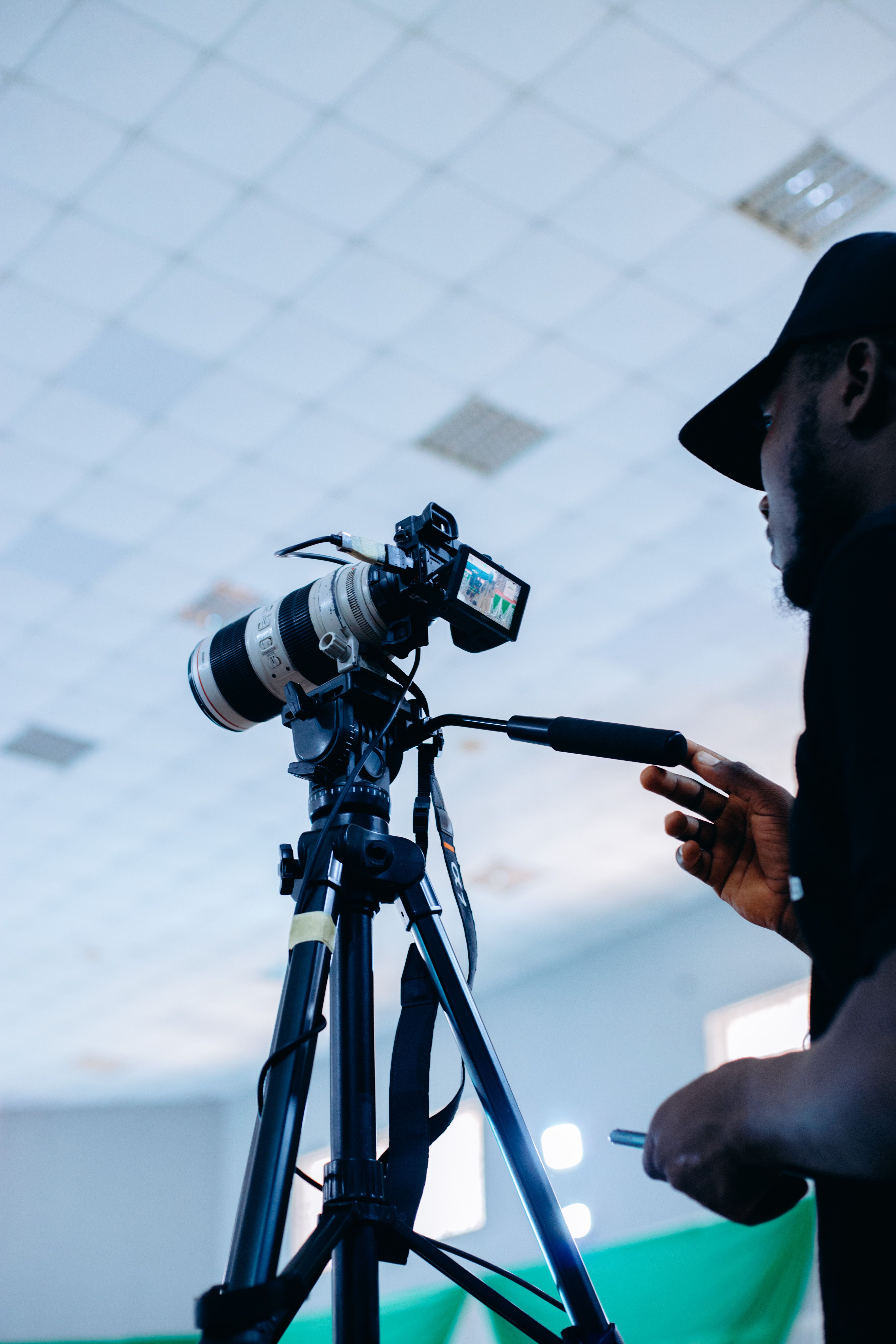 Person Looking at Camera on Tripod · Free Stock Photo