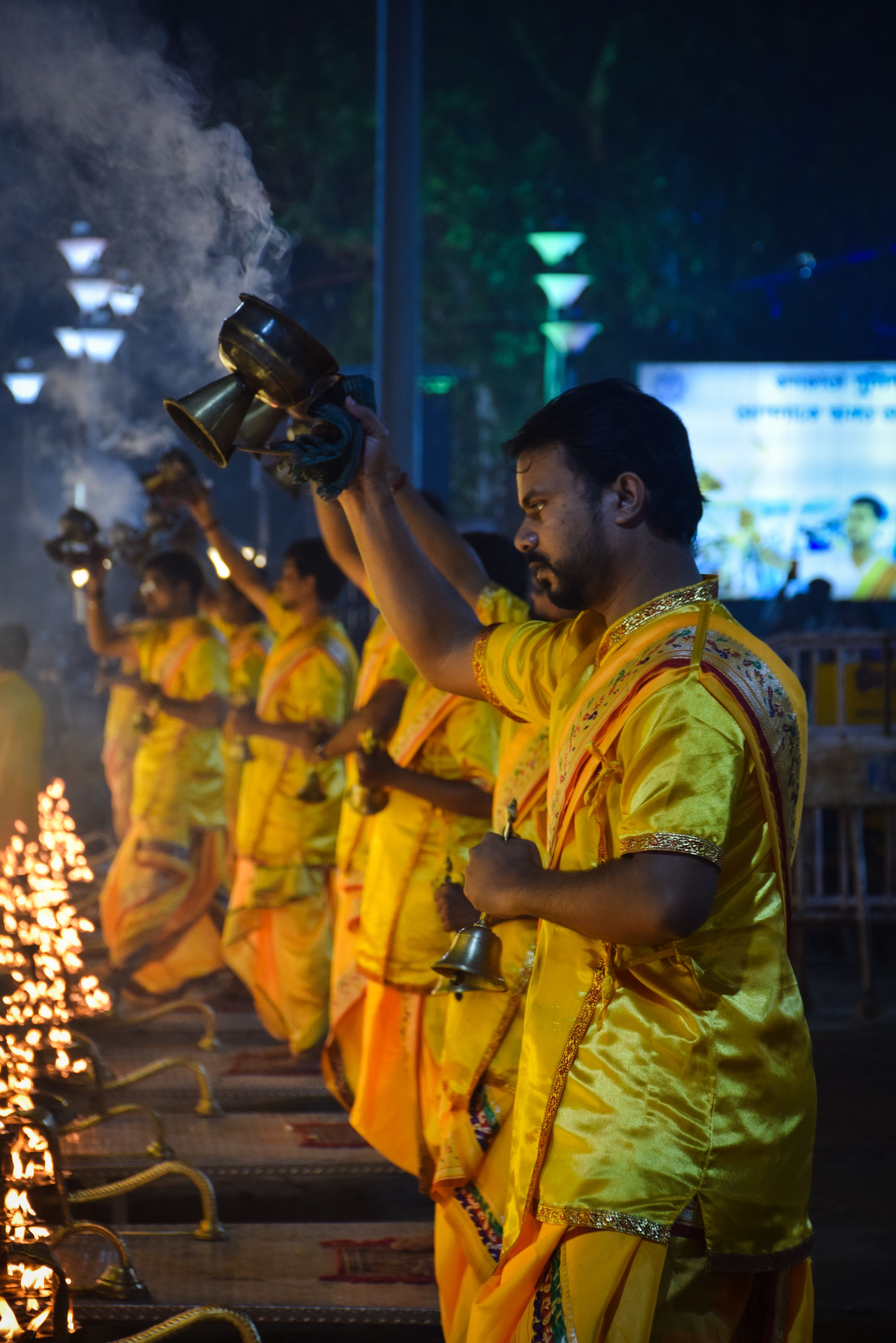Traditional Hindu Ritual in Kolkata at Night · Free Stock Photo