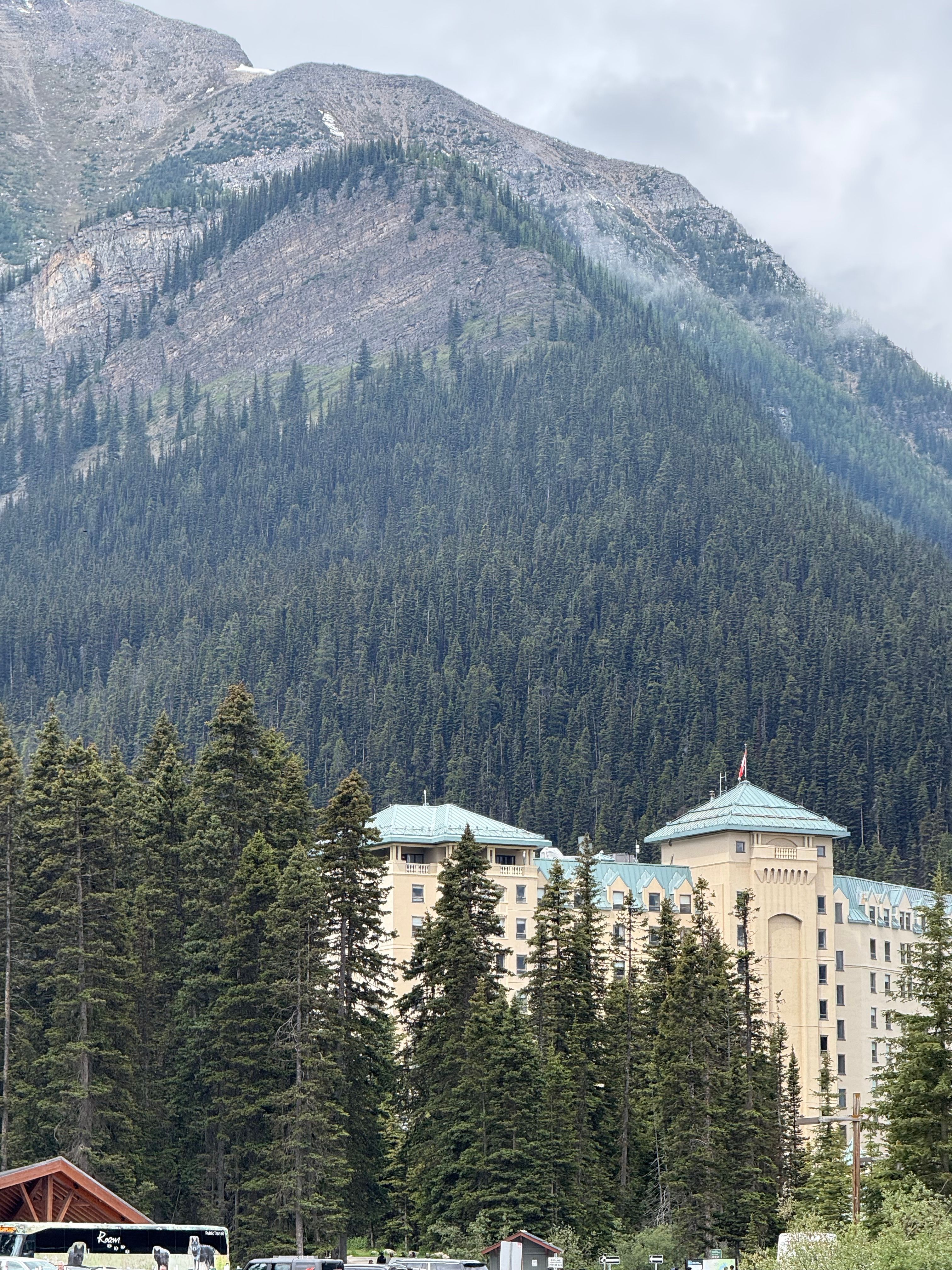 Fairmont Chateau Lake Louise Di Tengah Pemandangan Gunung Yang Megah ...