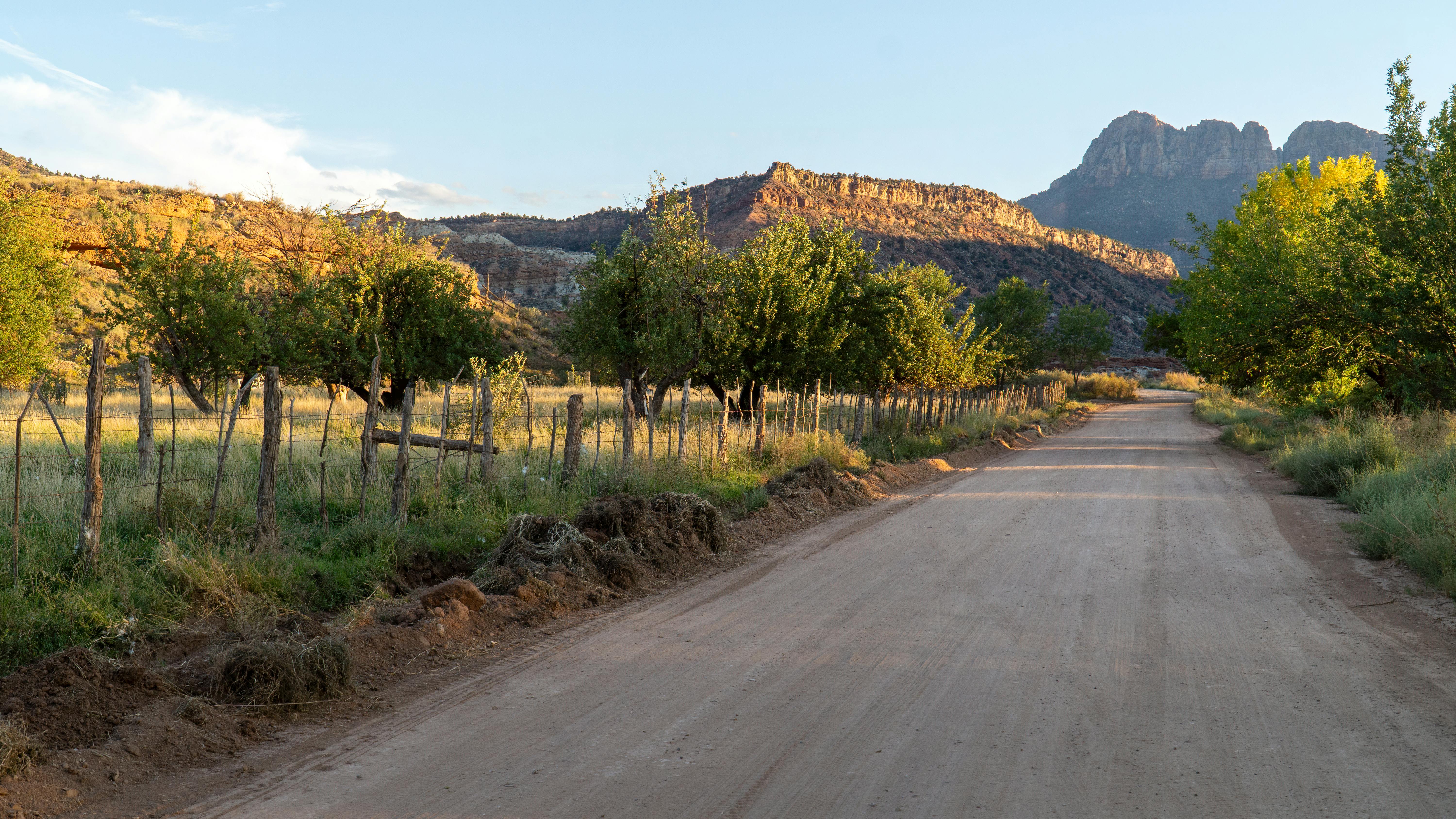 Scenic Gravel Road in Utah's Rustic Countryside · Free Stock Photo