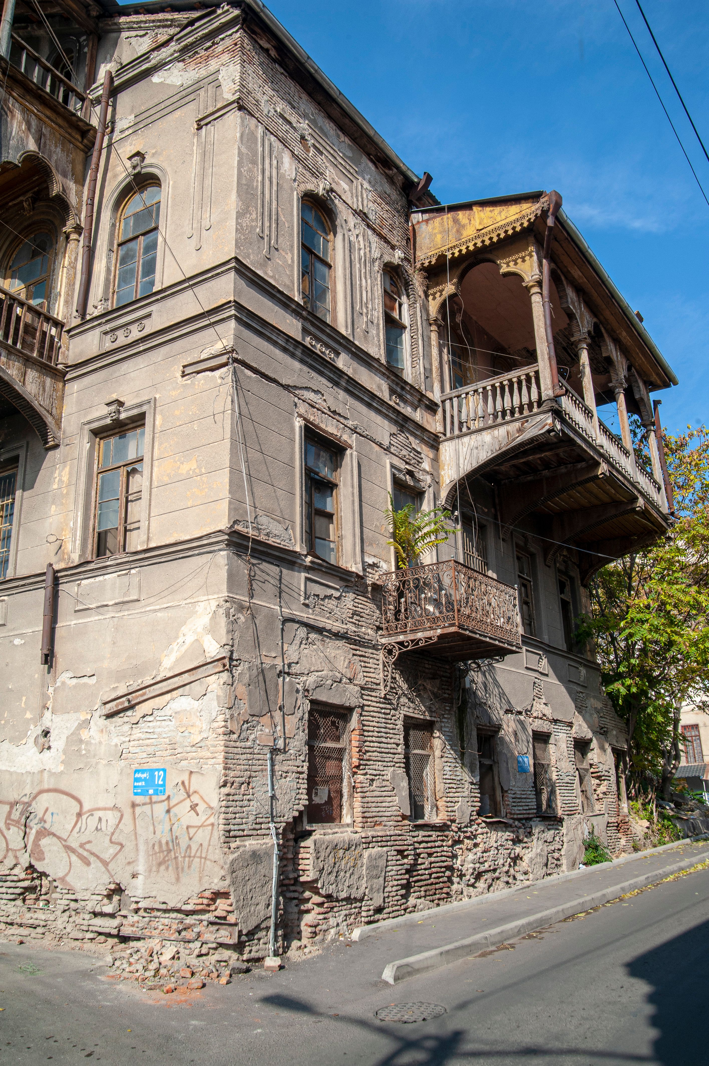 Historic Weathered Building in Urban Setting · Free Stock Photo