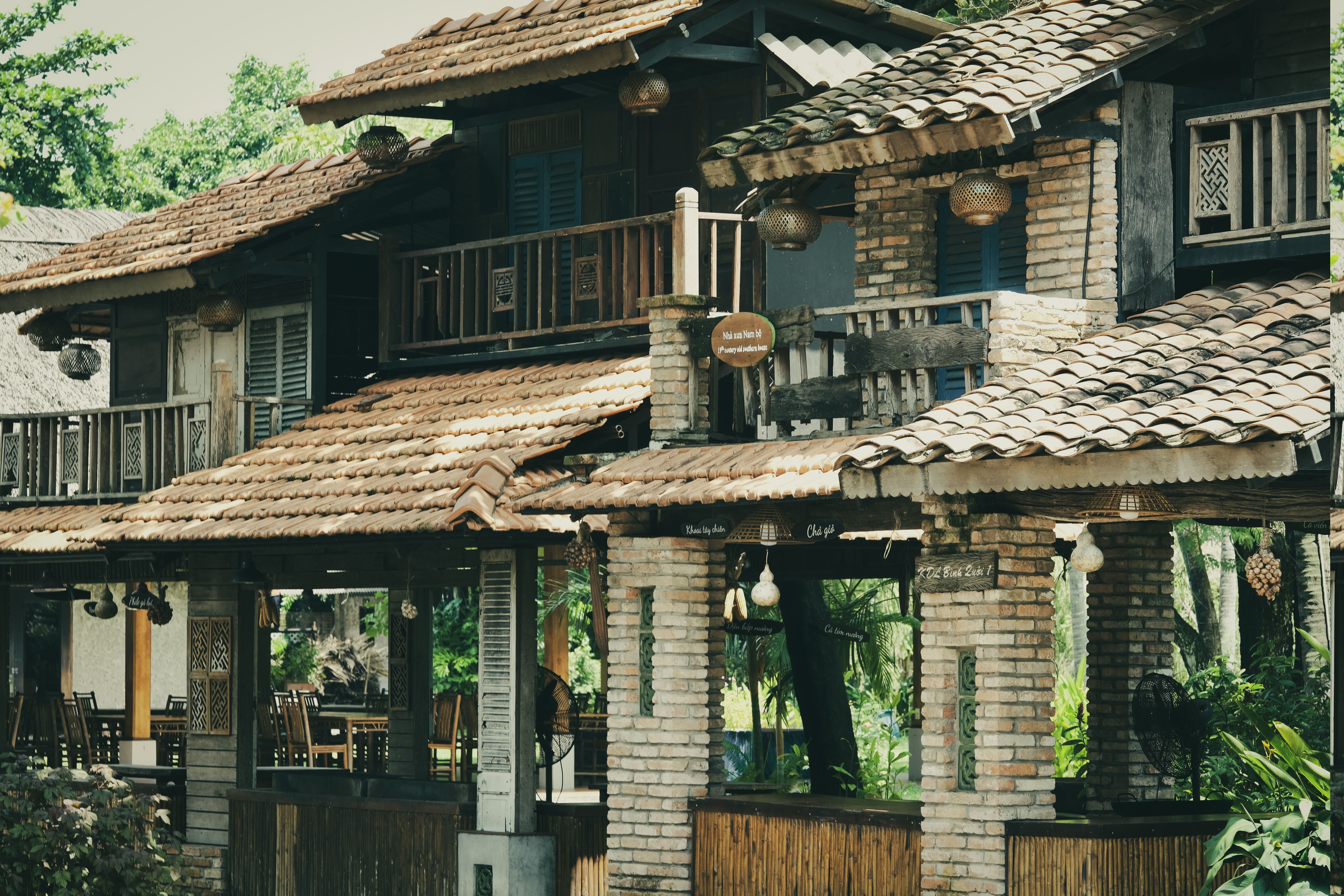 Rustic Country Inn with Brick and Wood Architecture · Free Stock Photo