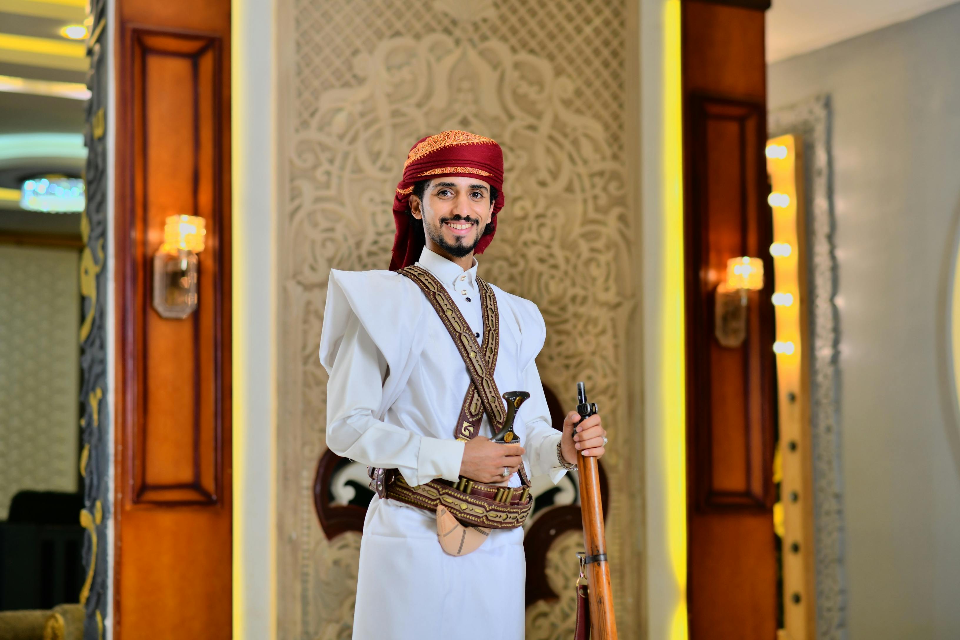 Pakaian Tradisional Pria Arab Saudi Dan Budayanya · Foto Stok Gratis