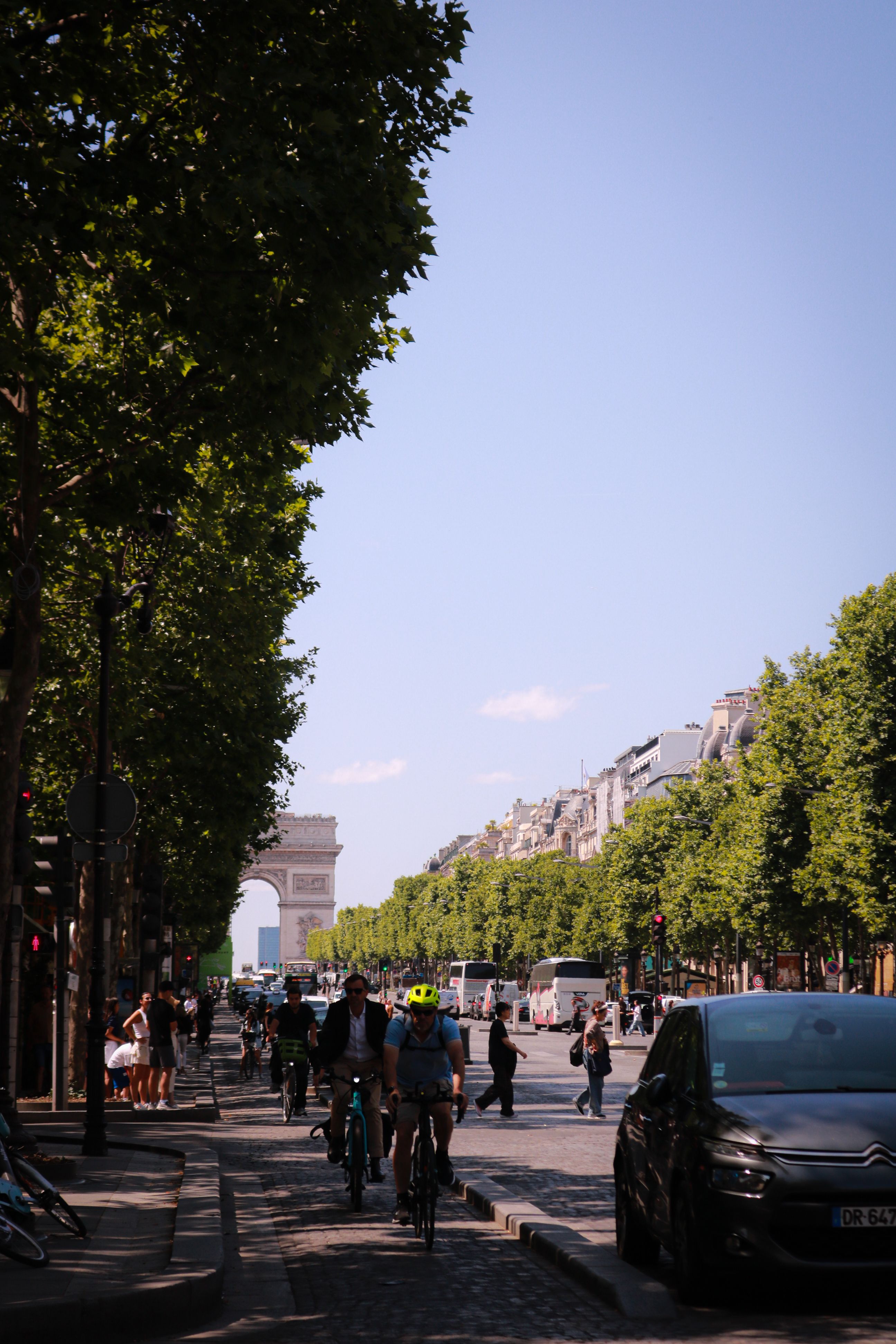 Vibrant Paris Street Scene with Arc de Triomphe · Free Stock Photo
