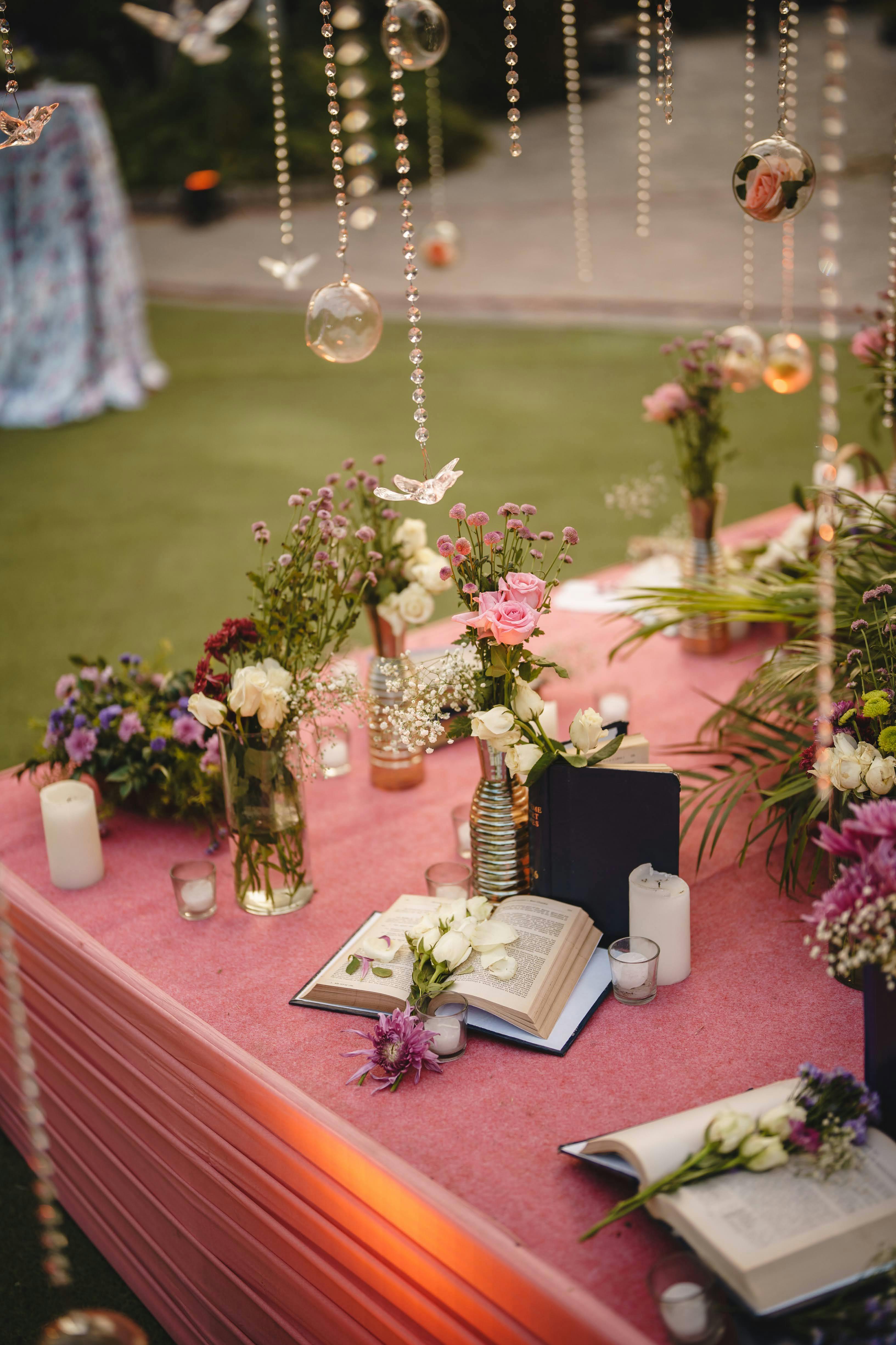 Elegant Floral Table Display at Wedding Reception · Free Stock Photo