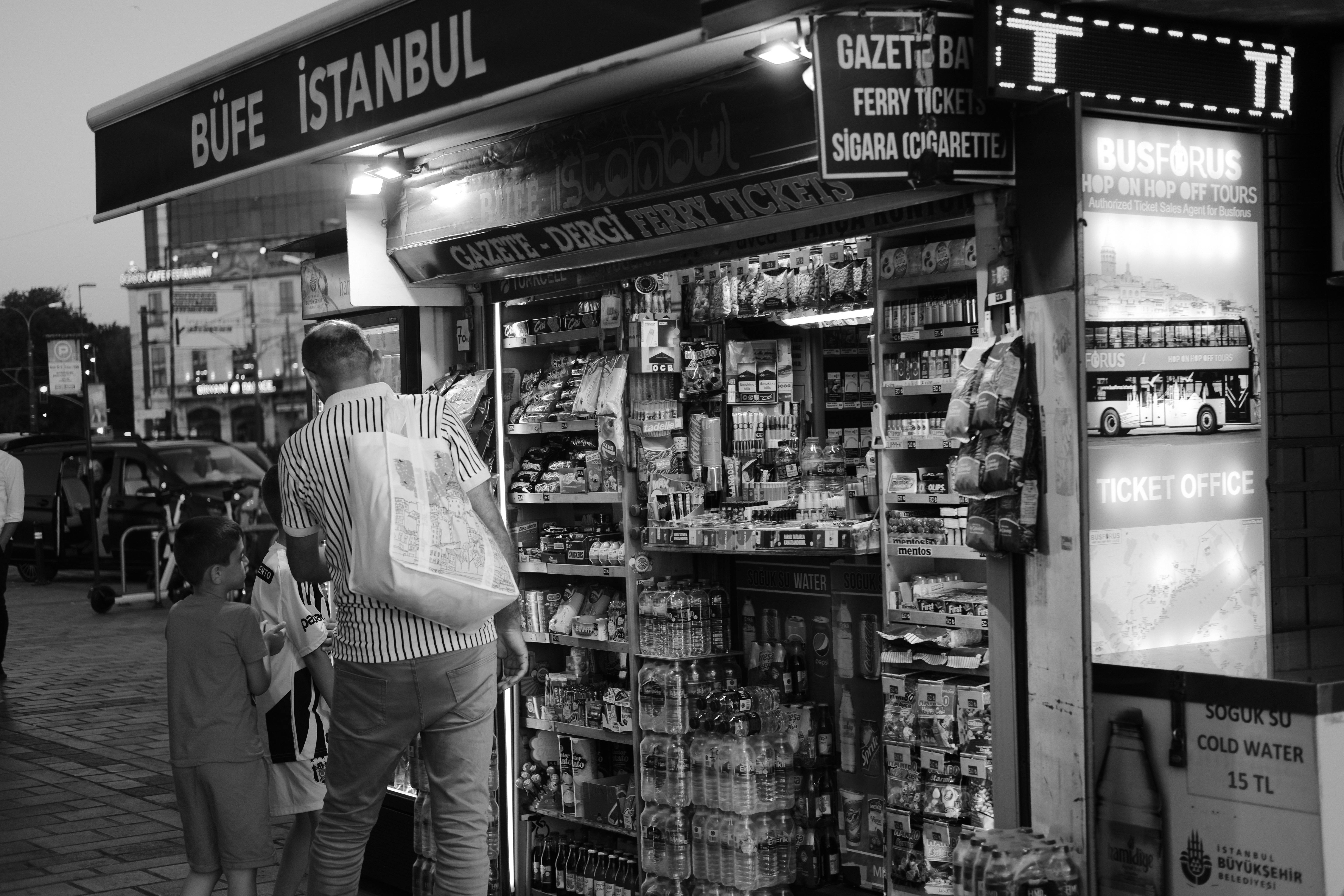 Evening Scene at Istanbul Food Kiosk · Free Stock Photo