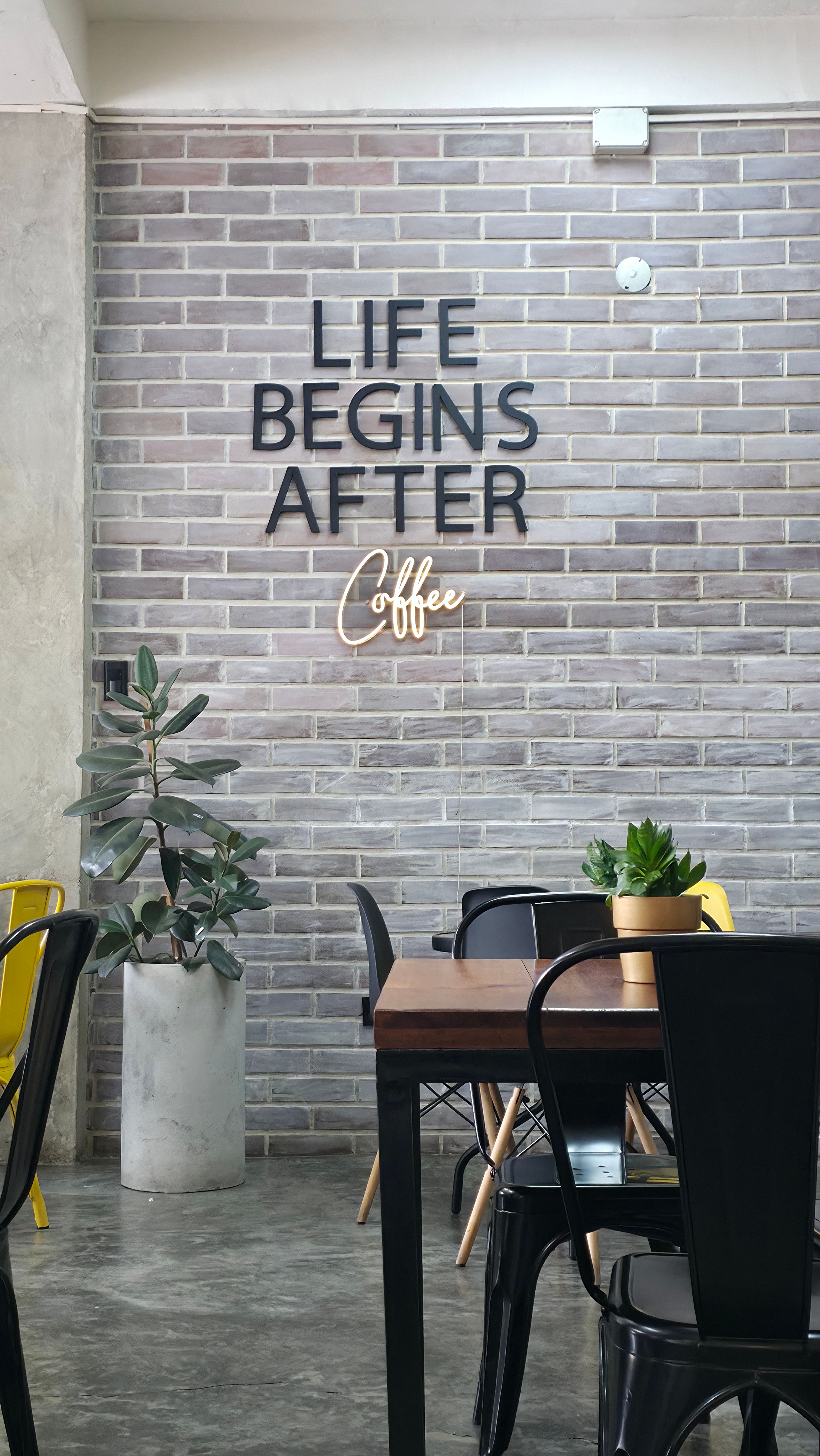 Modern Cafe Interior with Inspirational Quote · Free Stock Photo