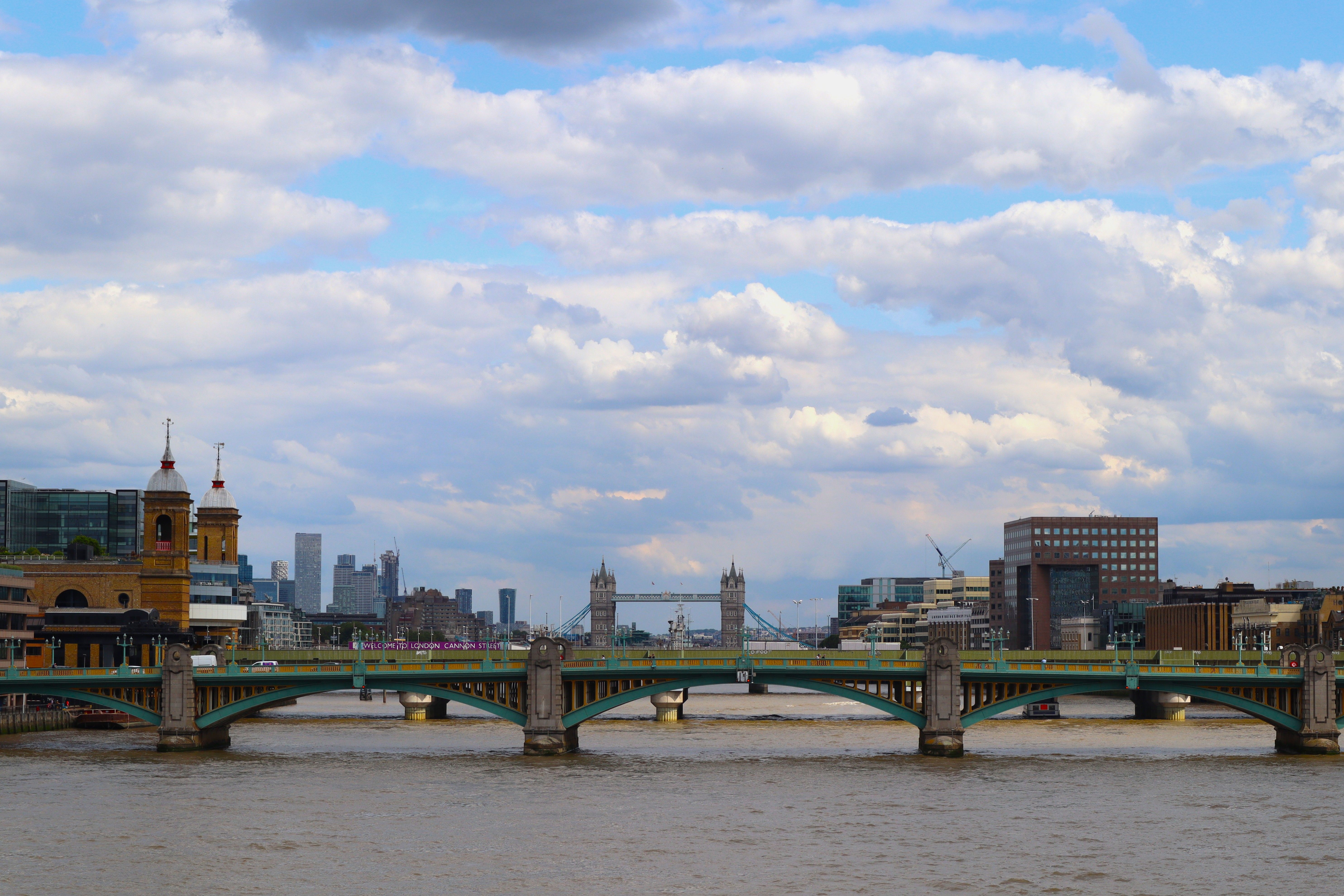 Vista Icónica Del Tower Bridge Desde El Río Támesis · Foto de stock ...