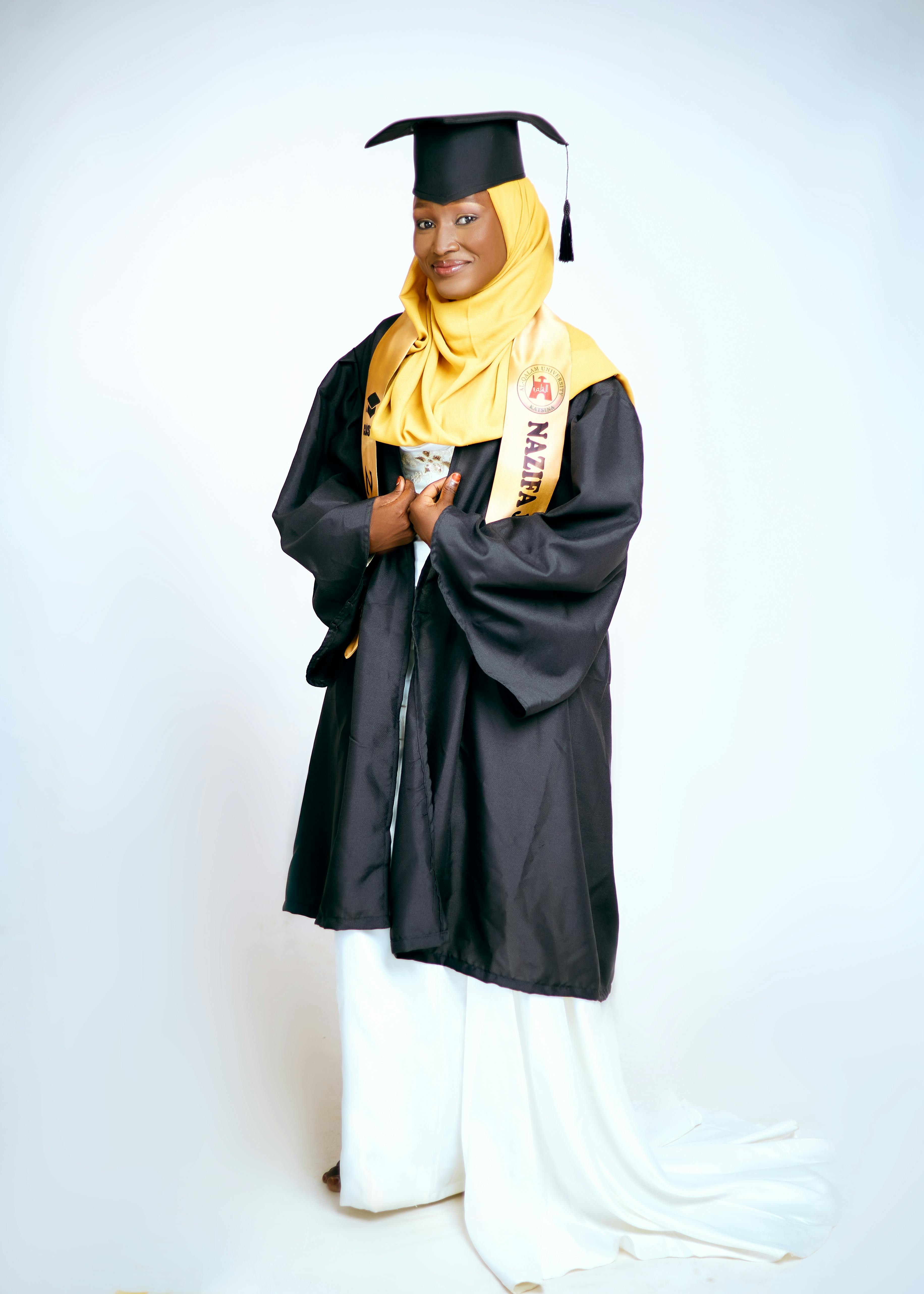 Niño Graduado Con Toga Azul Sobre Un Puente De Madera · Foto de stock ...