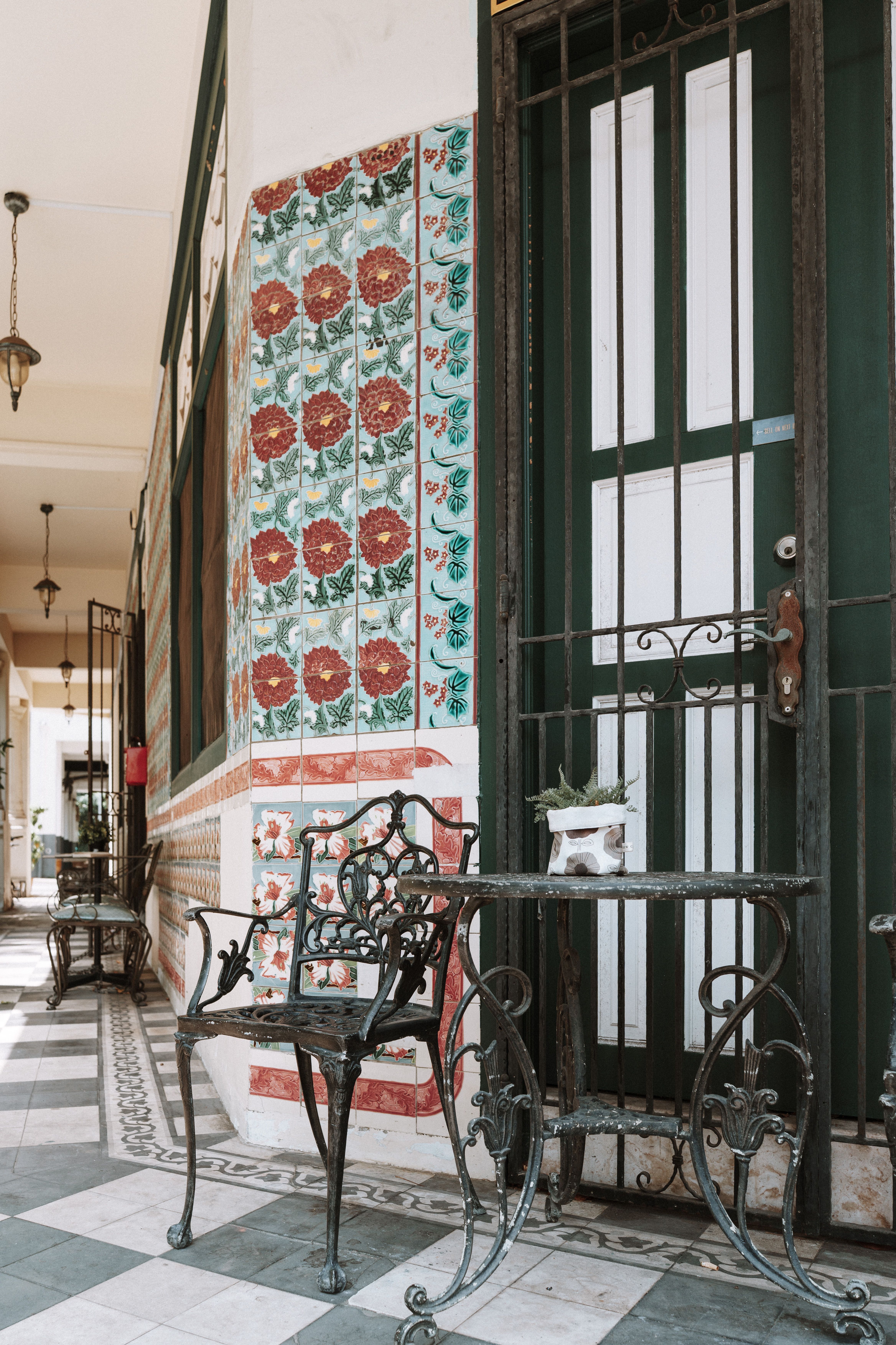 Charming Vintage Outdoor Corridor with Decor · Free Stock Photo