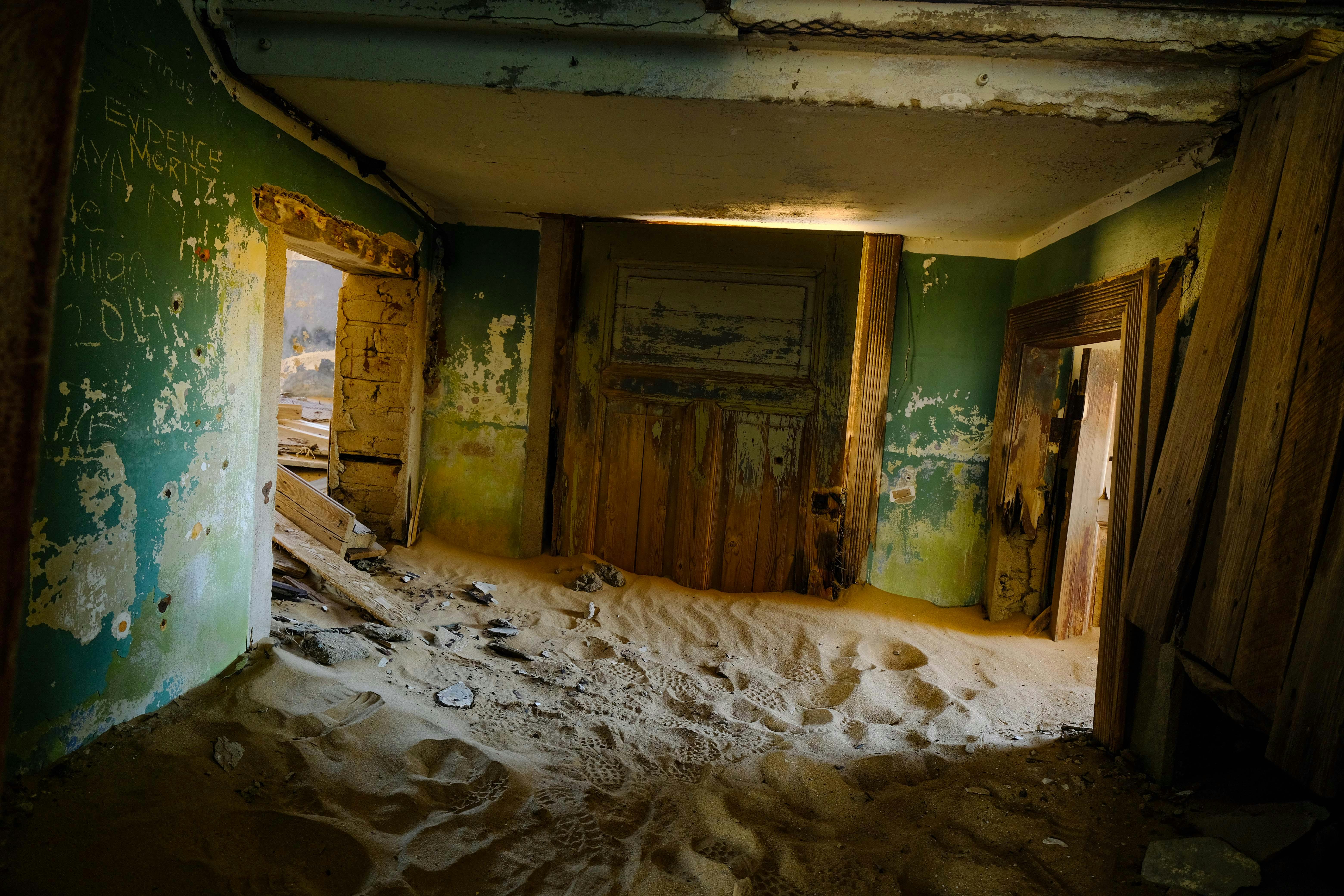 Desolate Room Photos, Download The BEST Free Desolate Room Stock Photos ...