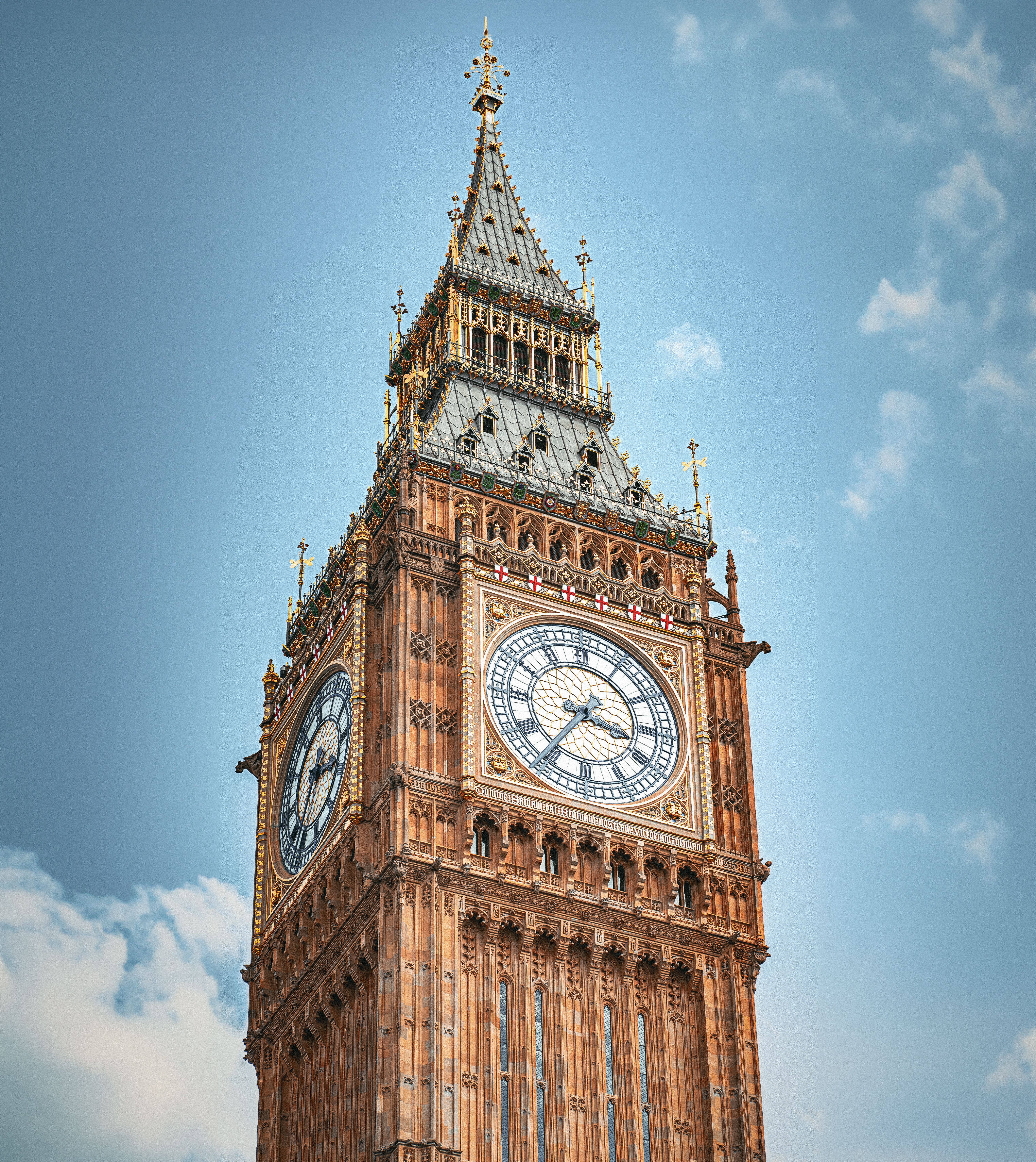 Iconic Elizabeth Tower in London Under Clear Skies · Free Stock Photo