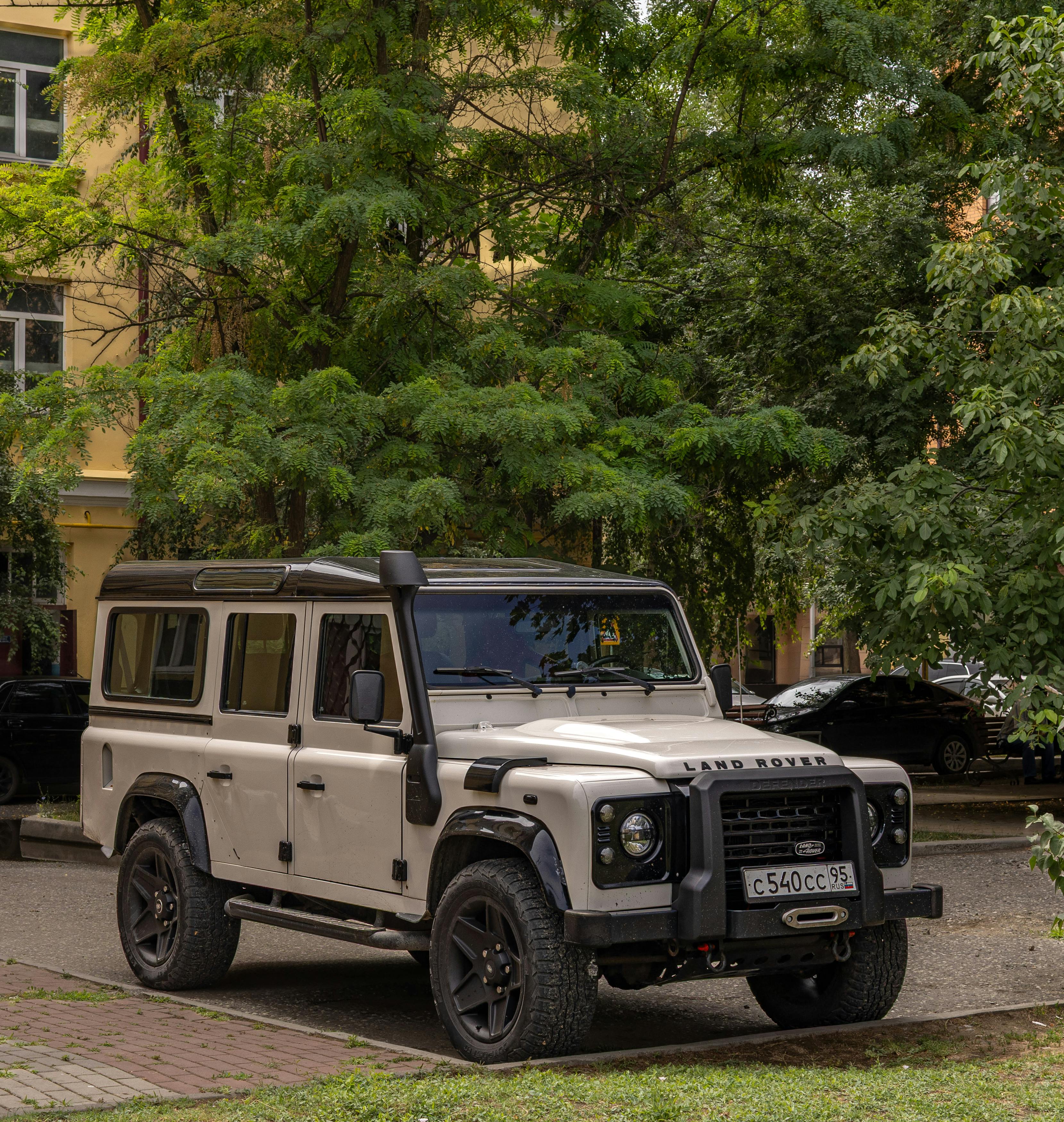 Classic Land Rover Defender parked outdoors · Free Stock Photo