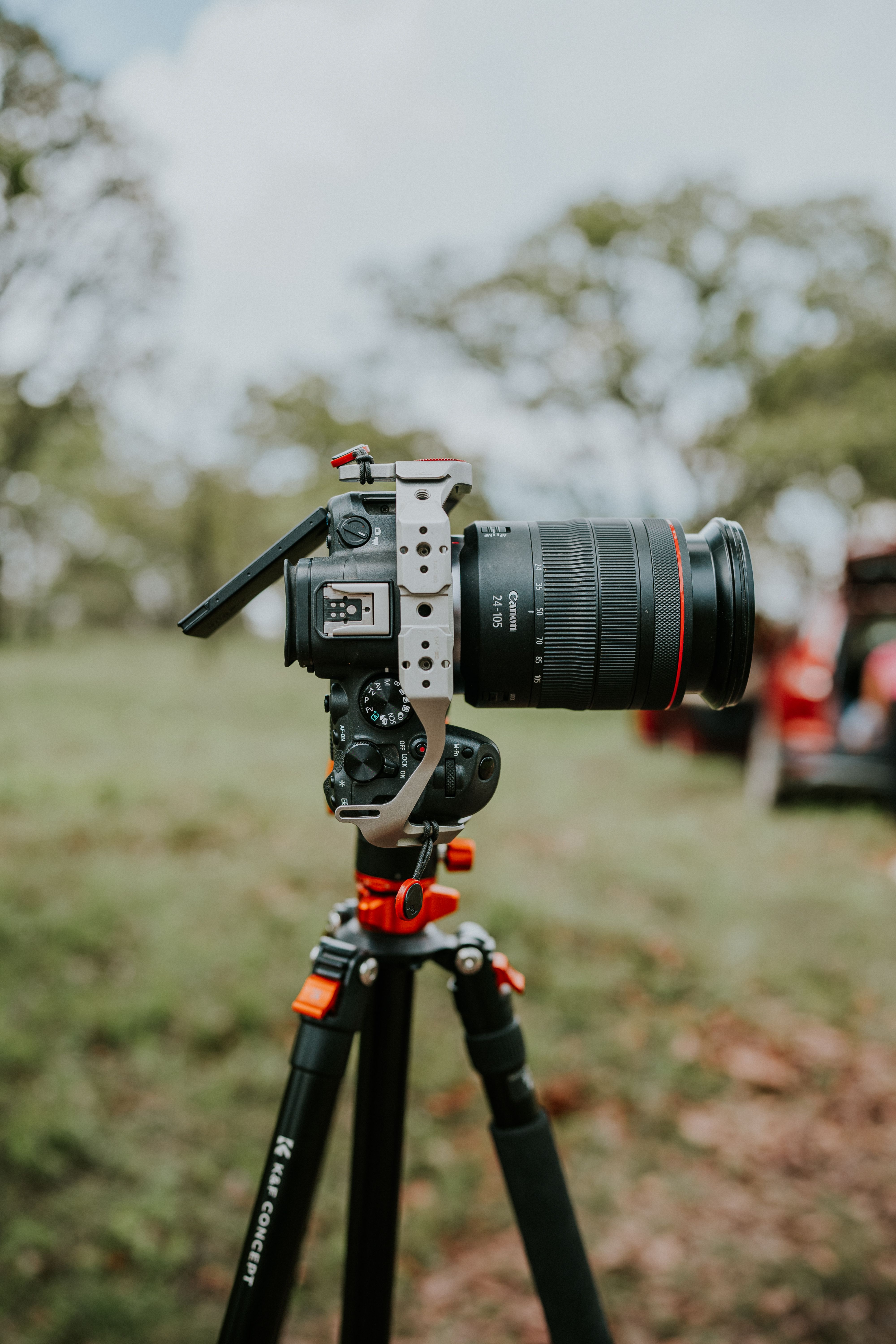 Professional DSLR Camera on Tripod in Nature · Free Stock Photo