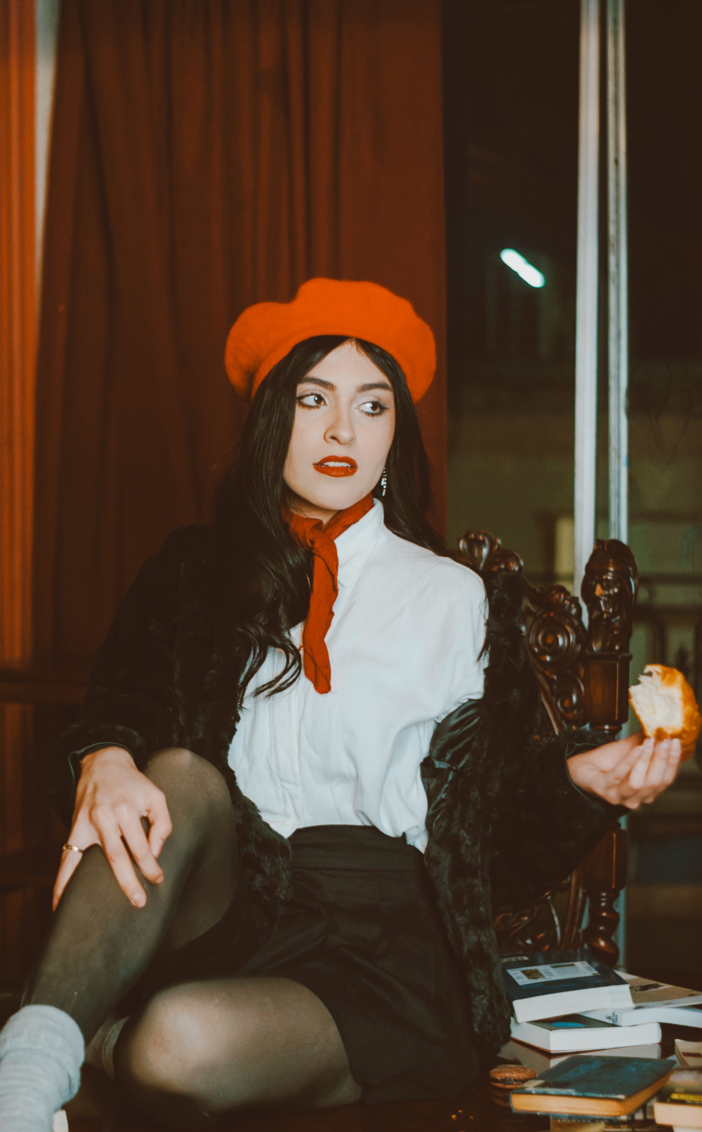 Mujer Elegante Con Boina Roja Comiendo En Un Espacio Cerrado · Foto de ...