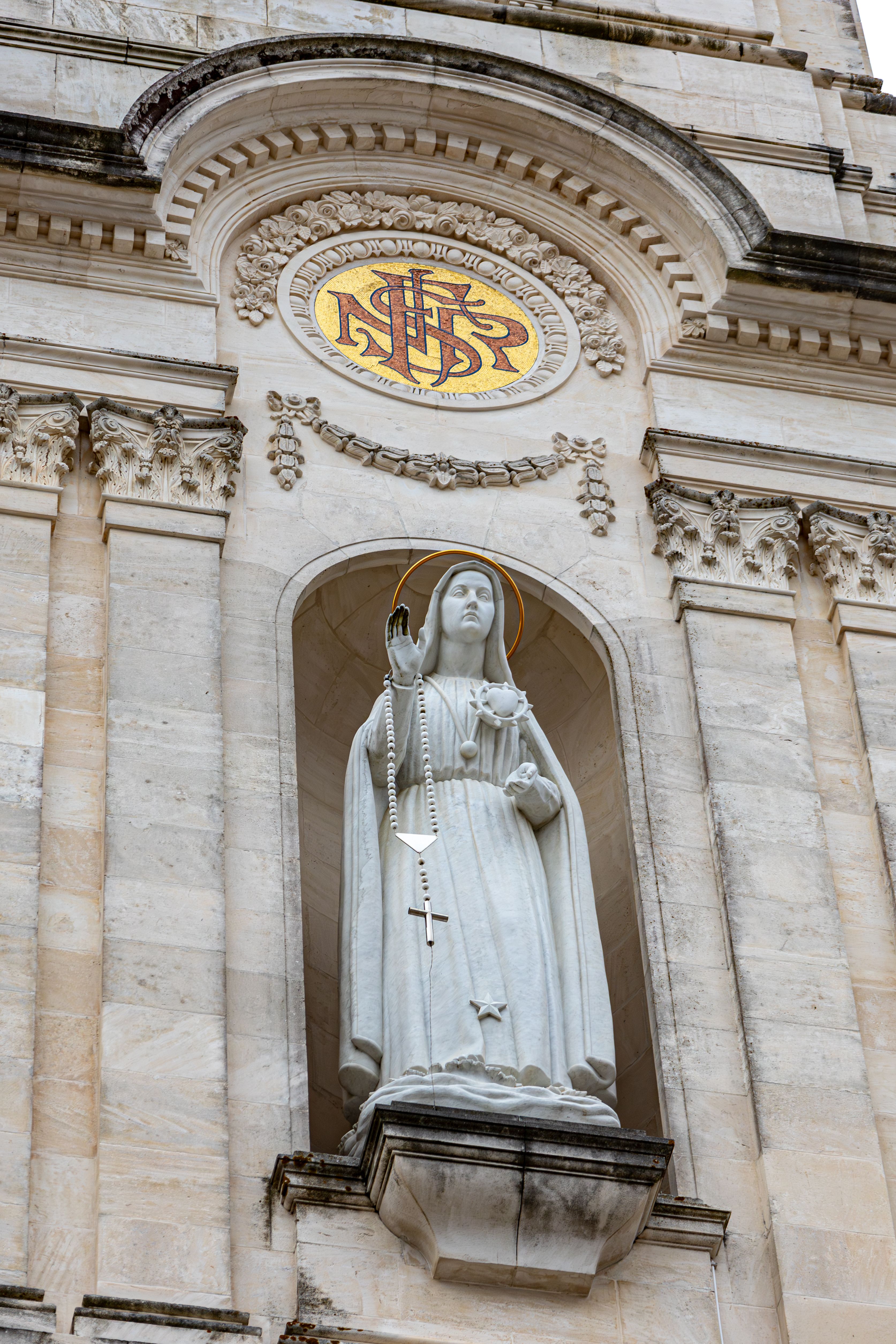 Statue of Saint on Fátima Sanctuary Facade · Free Stock Photo