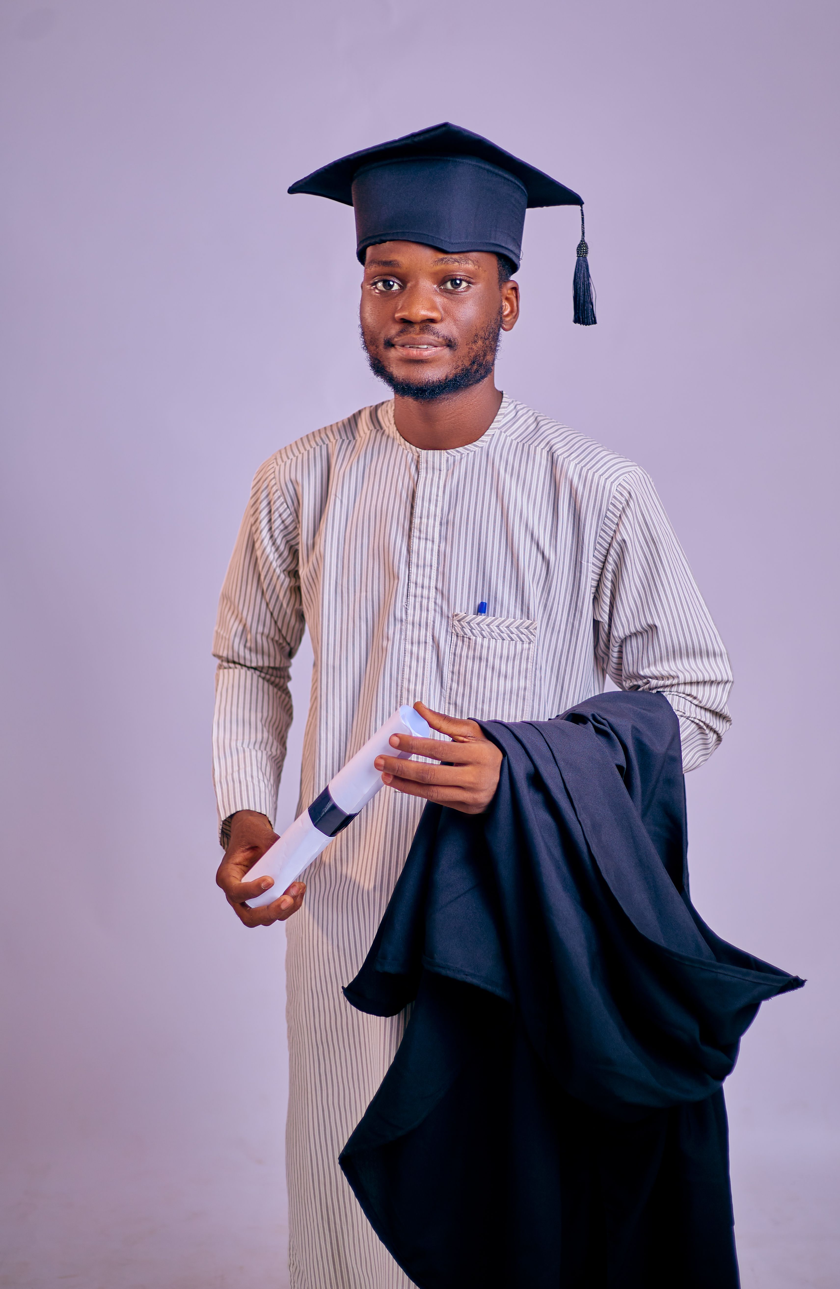 Heureux Diplômé Tenant Son Diplôme Et Sa Toge · Photo gratuite