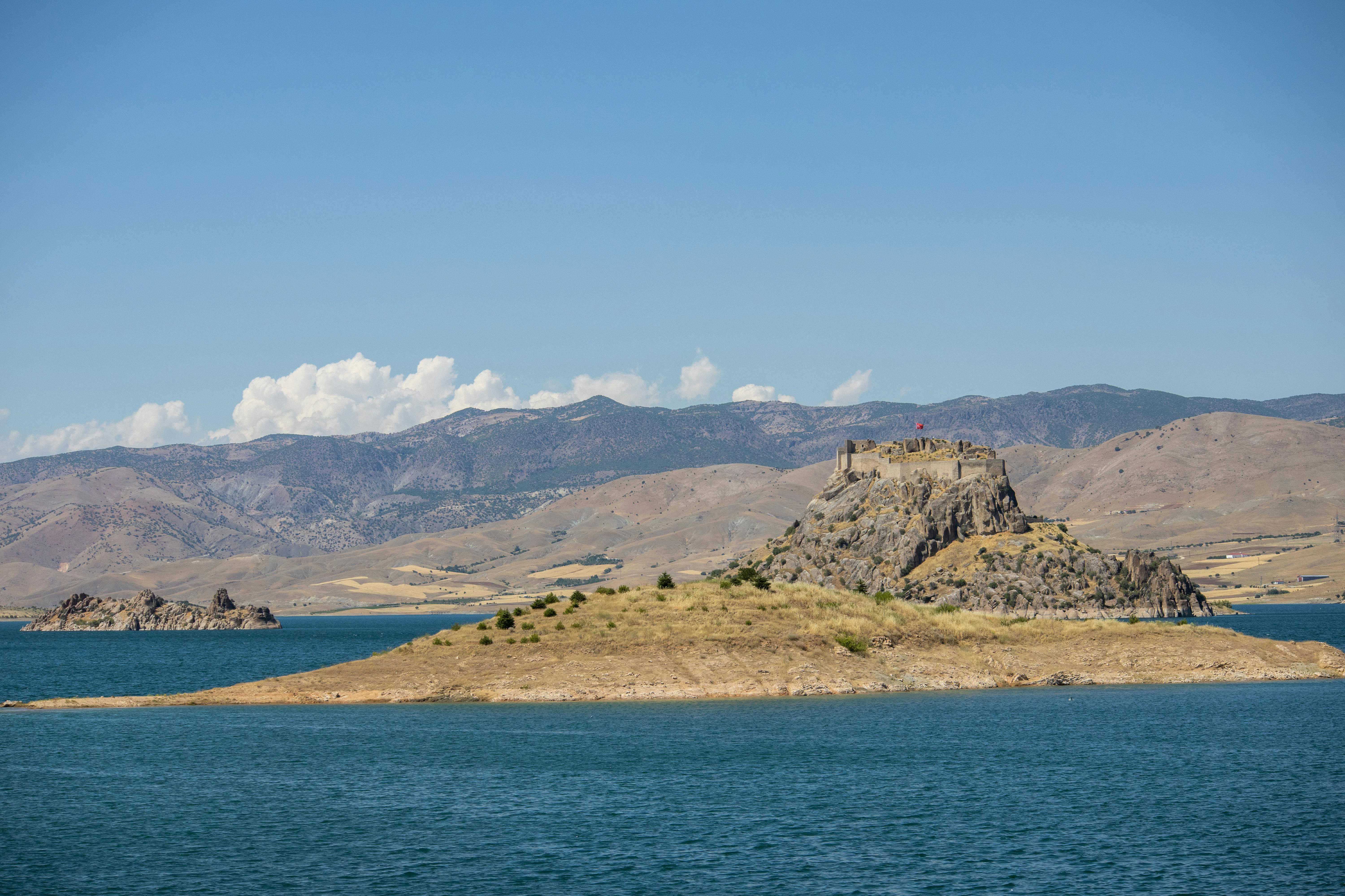 Serene View of Pertek Castle and Lake in Türkiye · Free Stock Photo