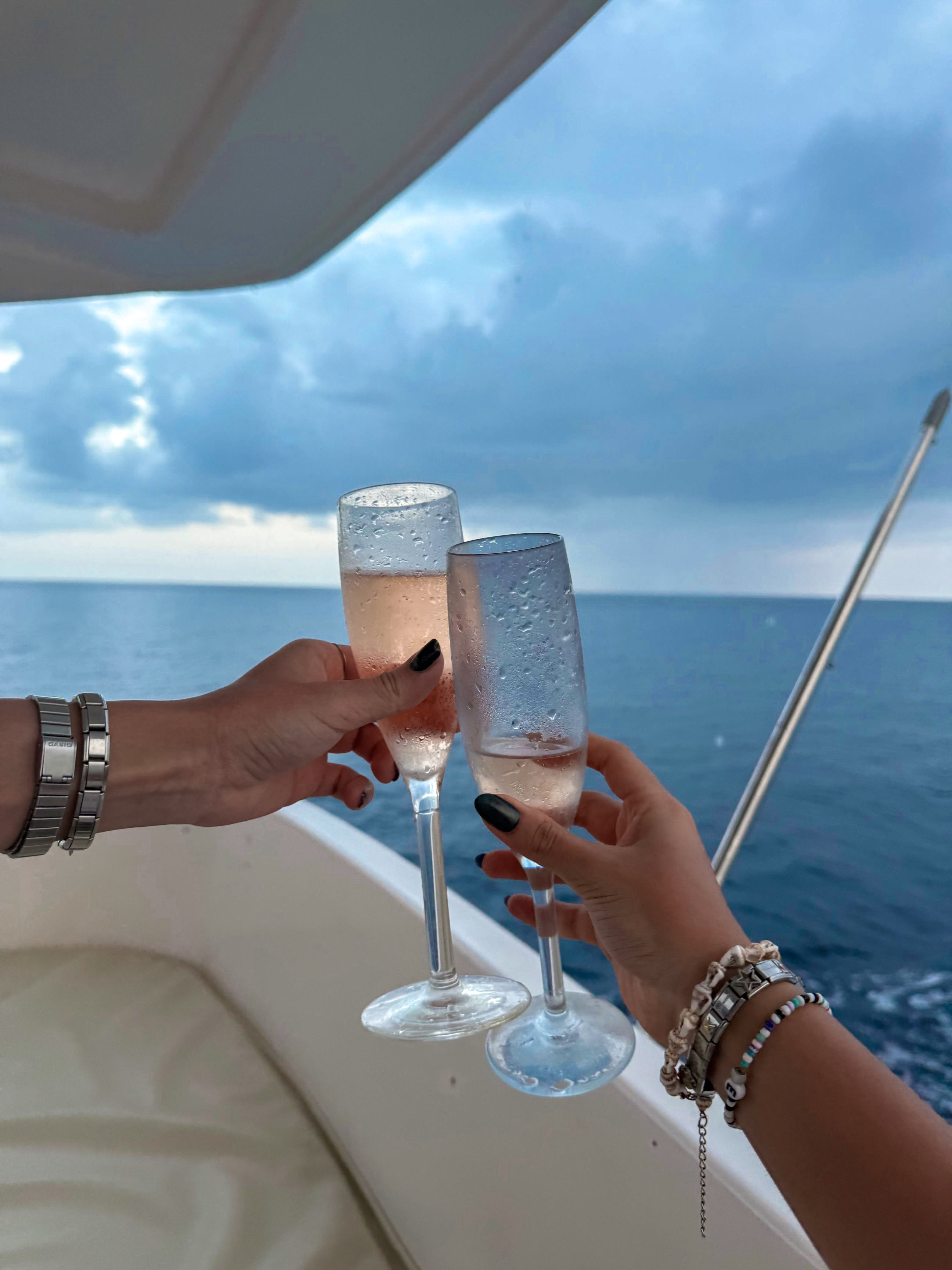 Luxury Travellers Photos, Download The BEST Free Luxury Travellers ...