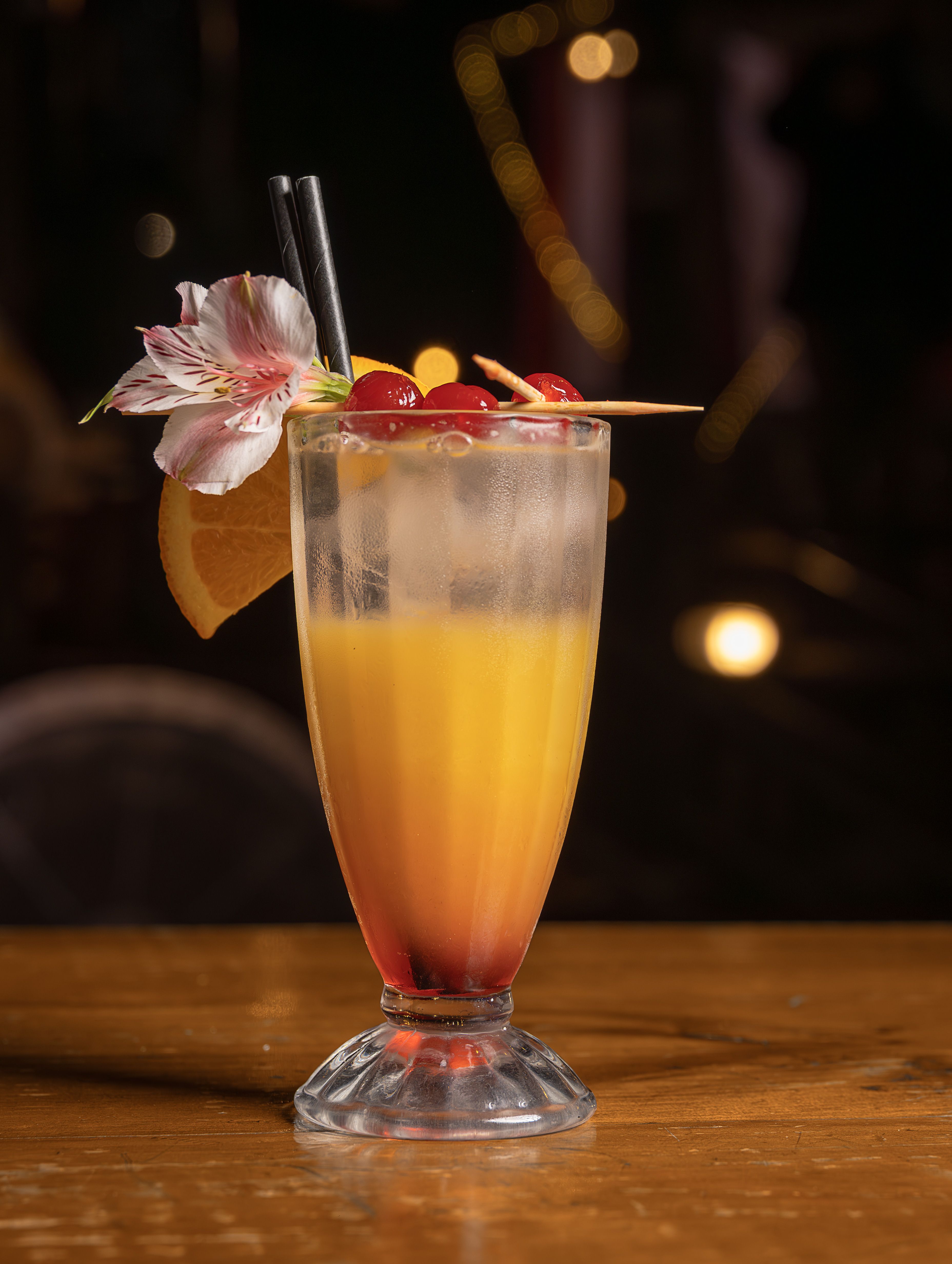 Cóctel Tropical Refrescante Con Guarnición De Frutas · Foto de stock ...