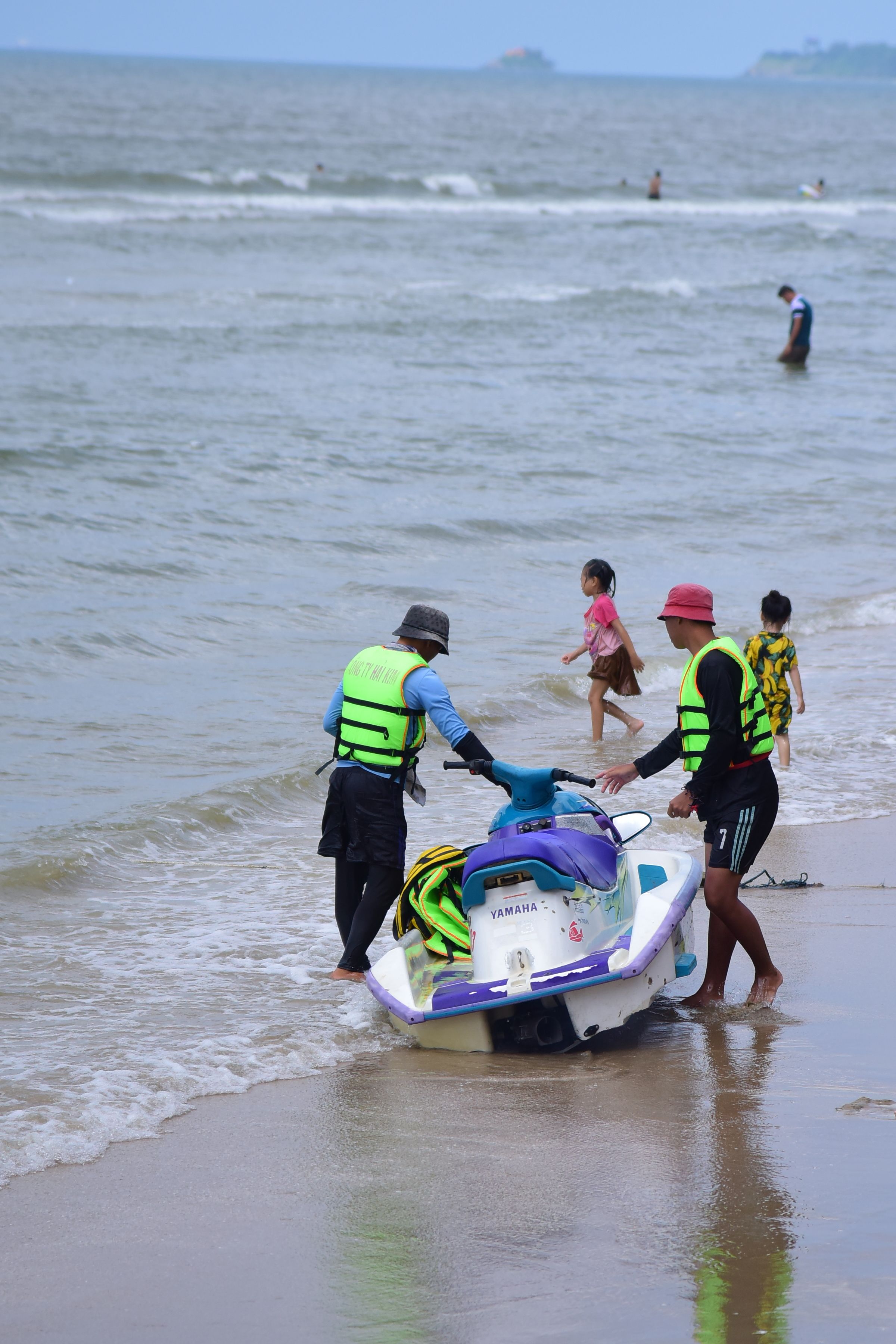 Beach Adventure with Kids and Lifeguards · Free Stock Photo