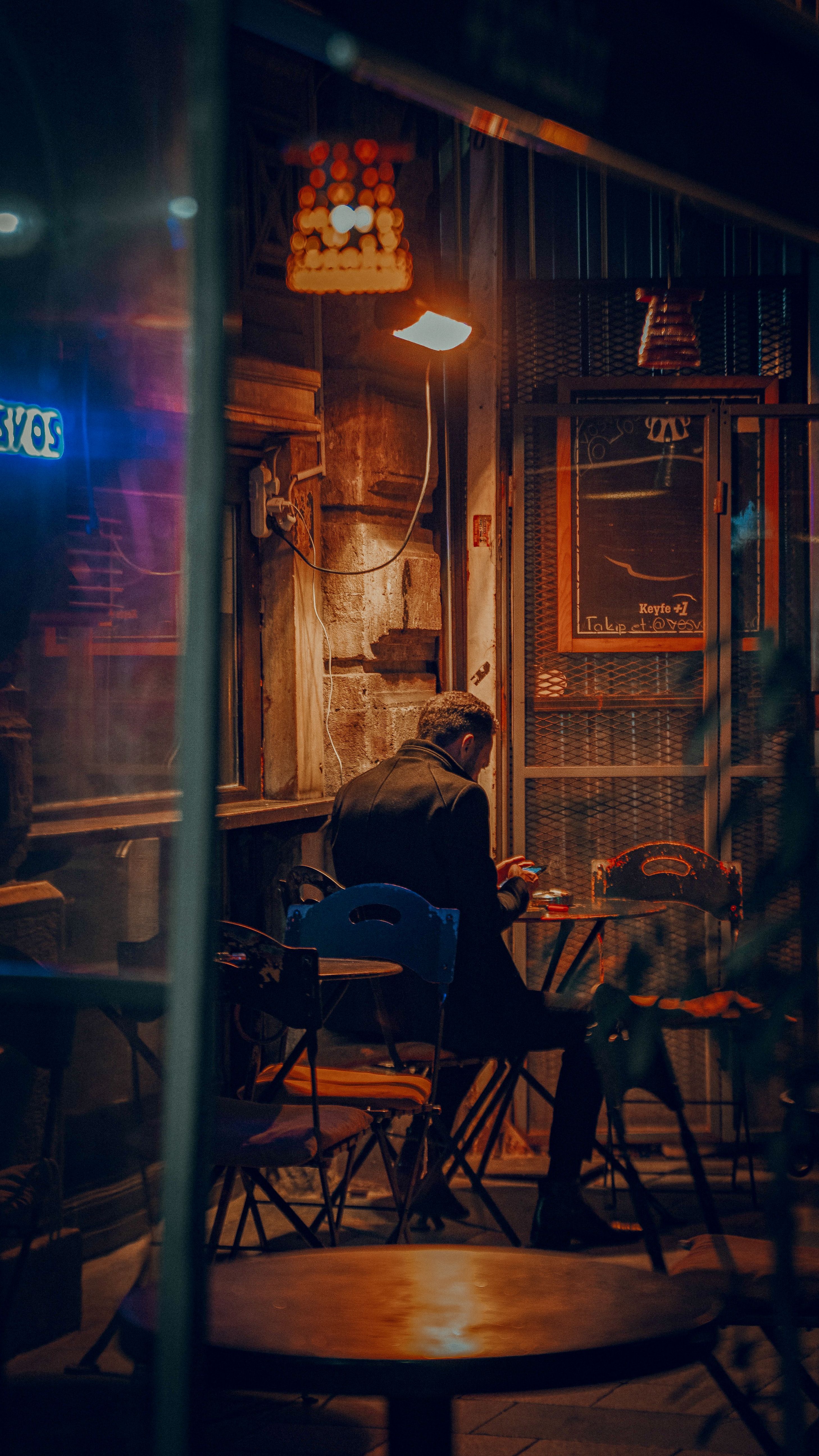 Moody Nighttime Cafe in Istanbul · Free Stock Photo