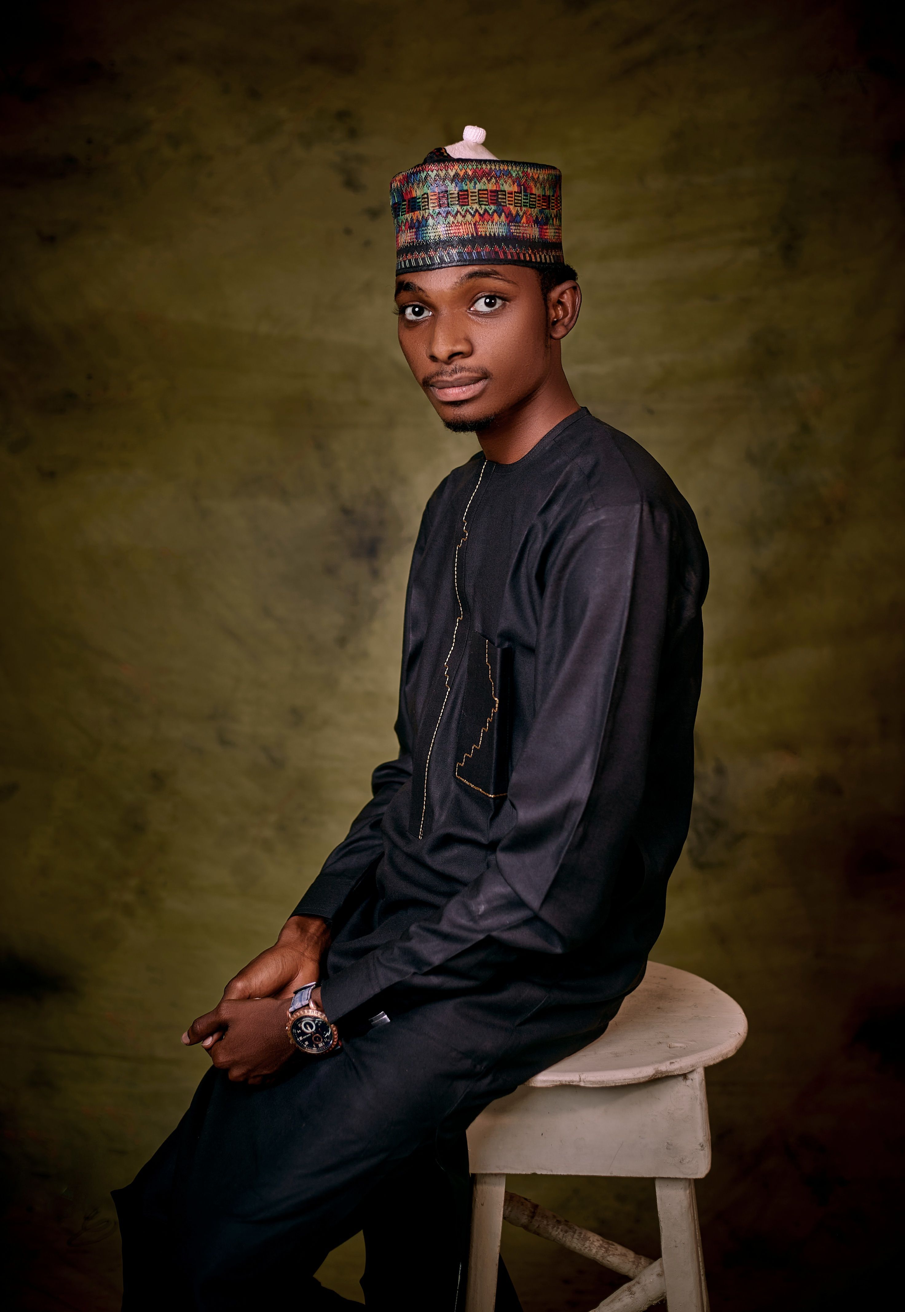 Portrait élégant D'un Homme En Tenue Traditionnelle Nigériane · Photo ...