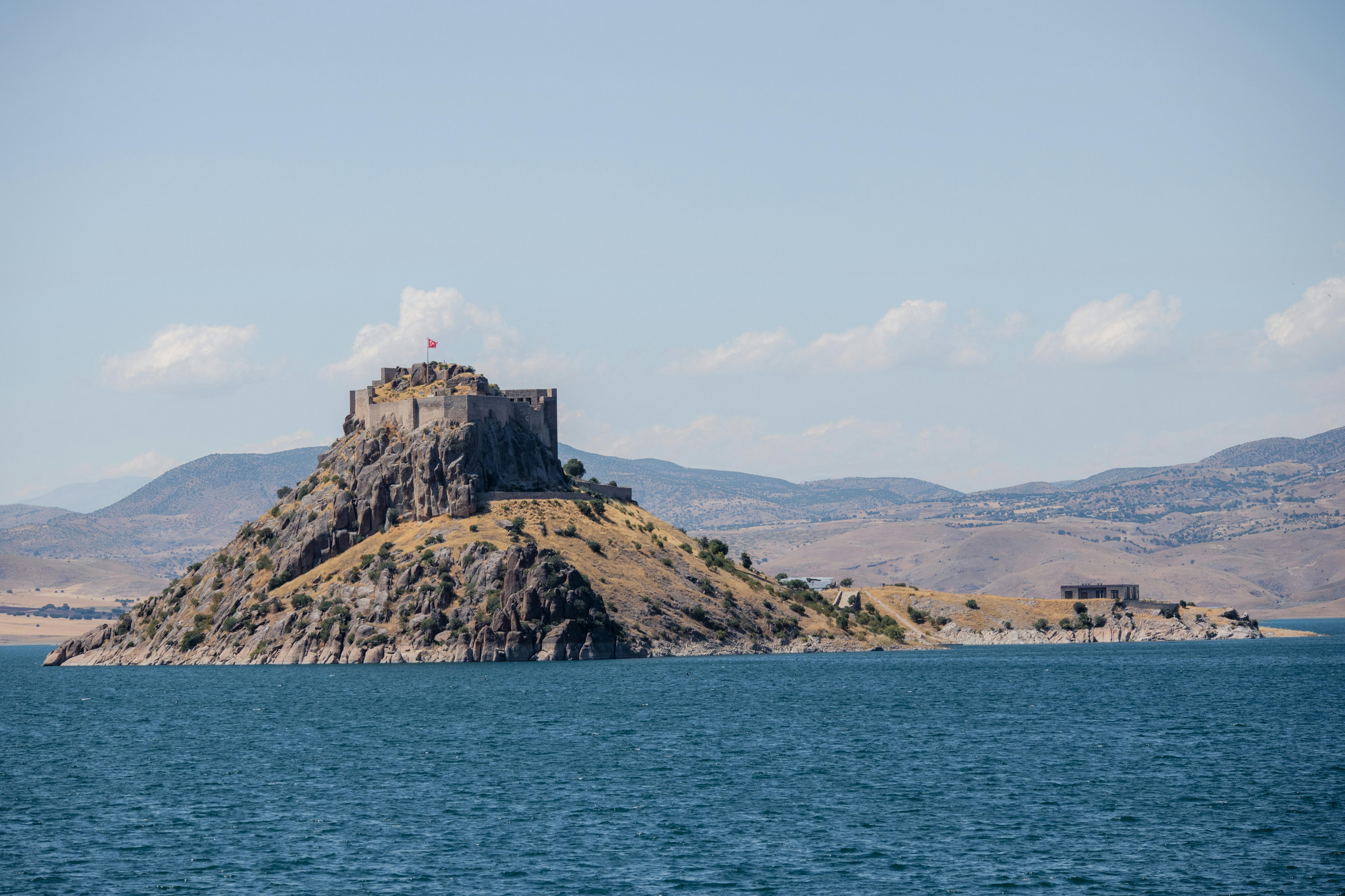 Beautiful Scenic View of Pertek Castle in Türkiye · Free Stock Photo