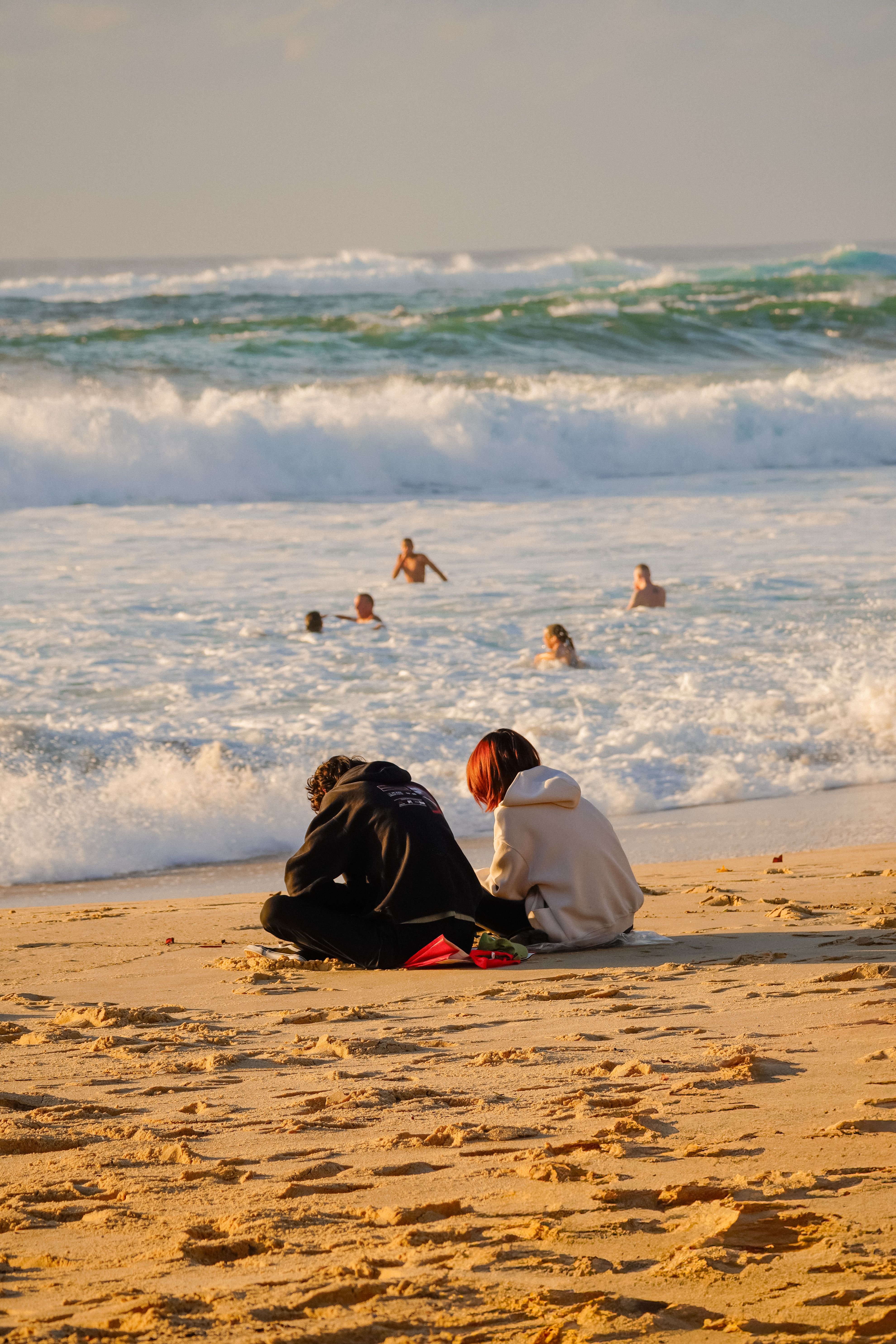 Ruhige Strandszene Mit Menschen, Die Am Meer Entspannen · Kostenloses ...