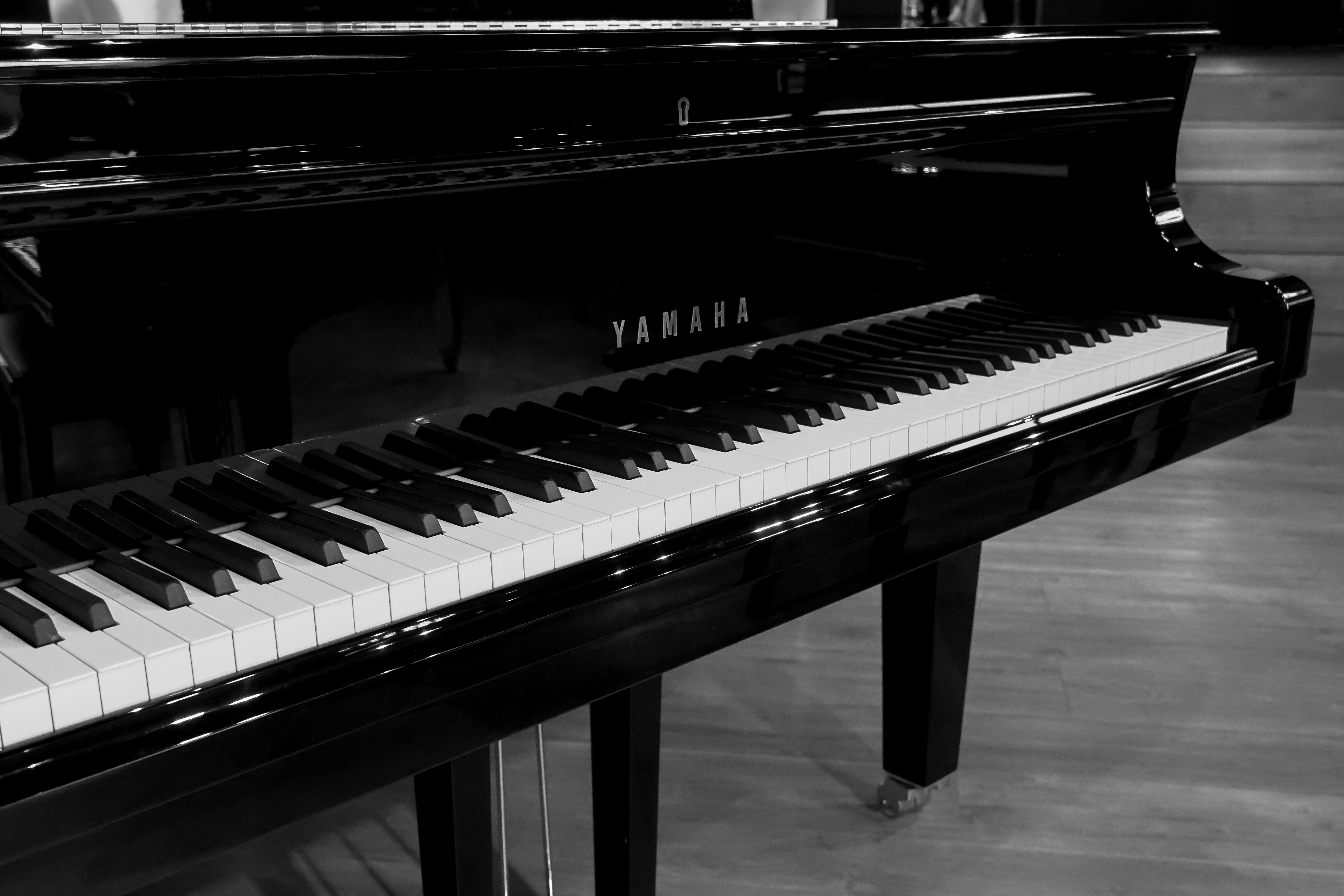 Gray Wooden Upright Piano · Free Stock Photo