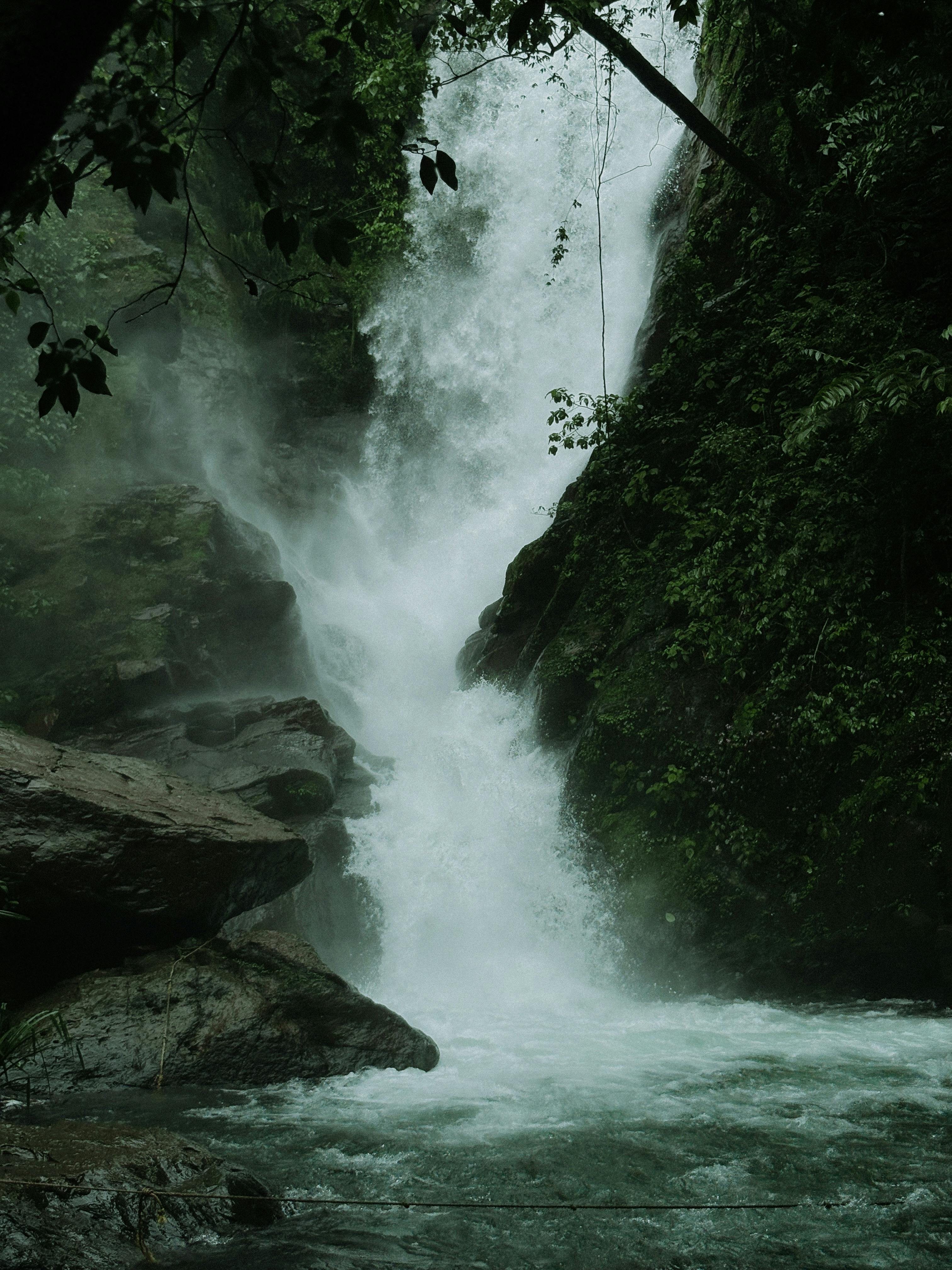 Cascade · Photo gratuite