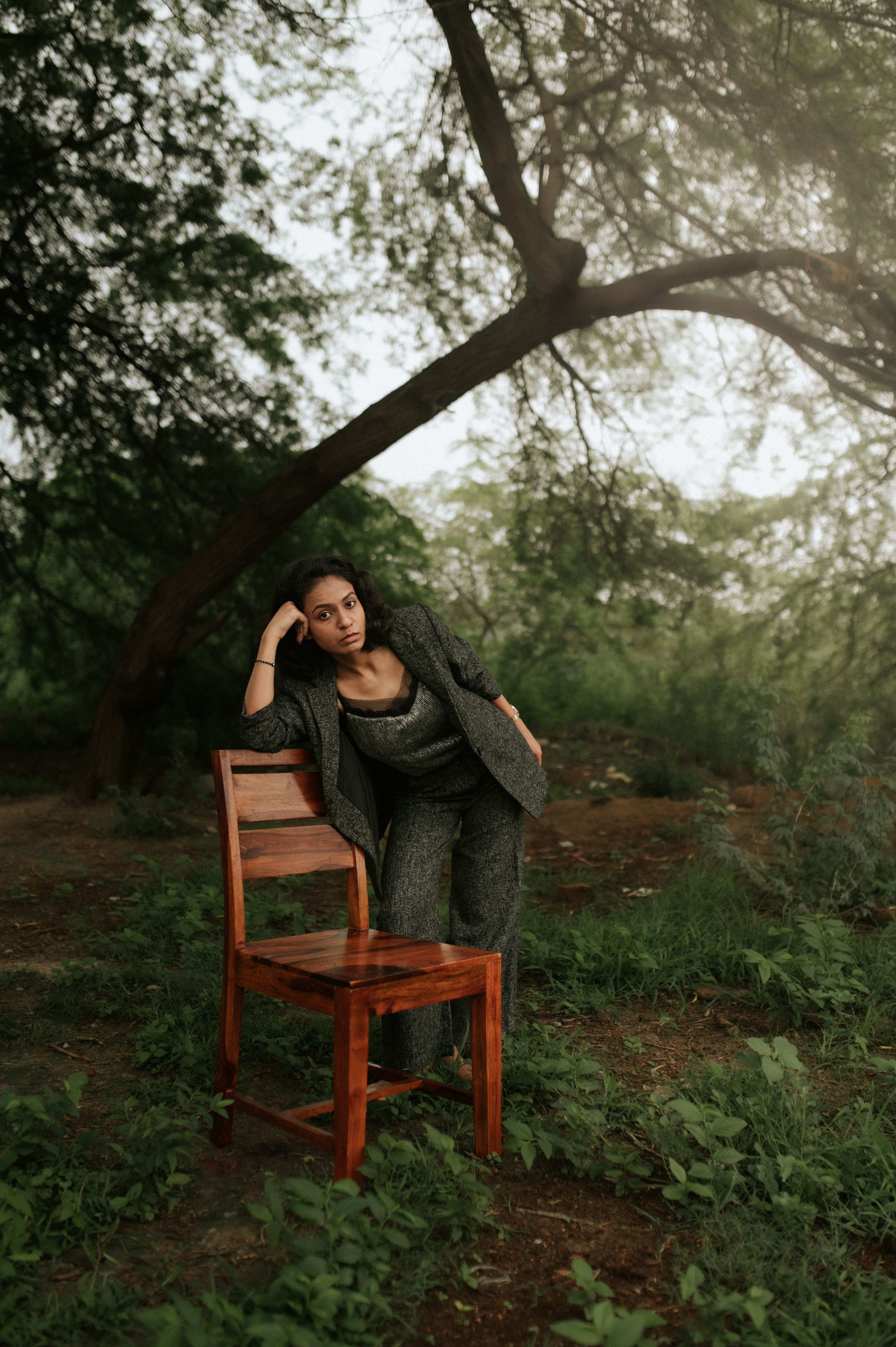 Retrato Contemplativo En Un Exuberante Entorno Forestal · Foto de stock ...
