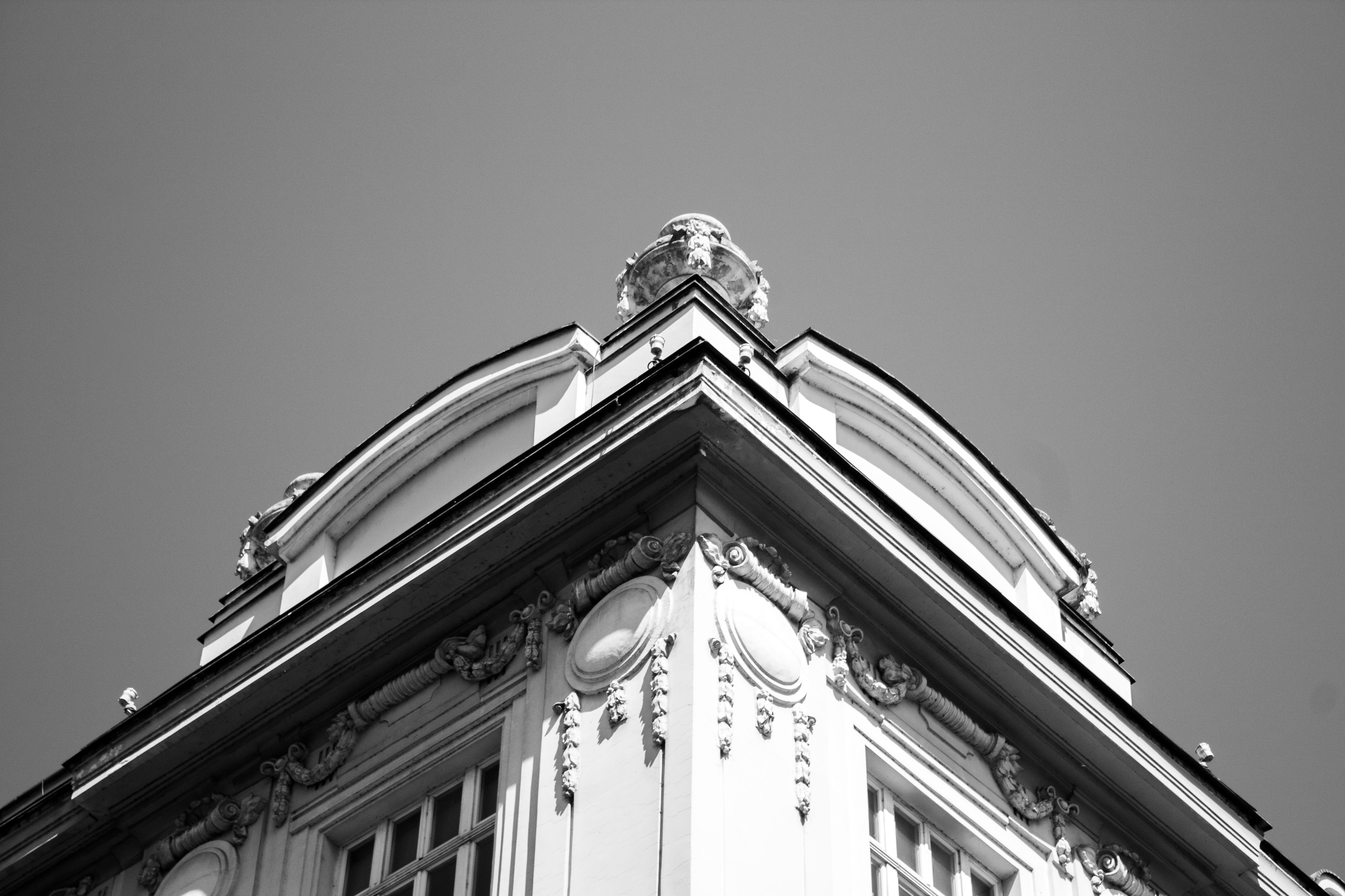 Elegant Historic Building Corner in Black and White · Free Stock Photo