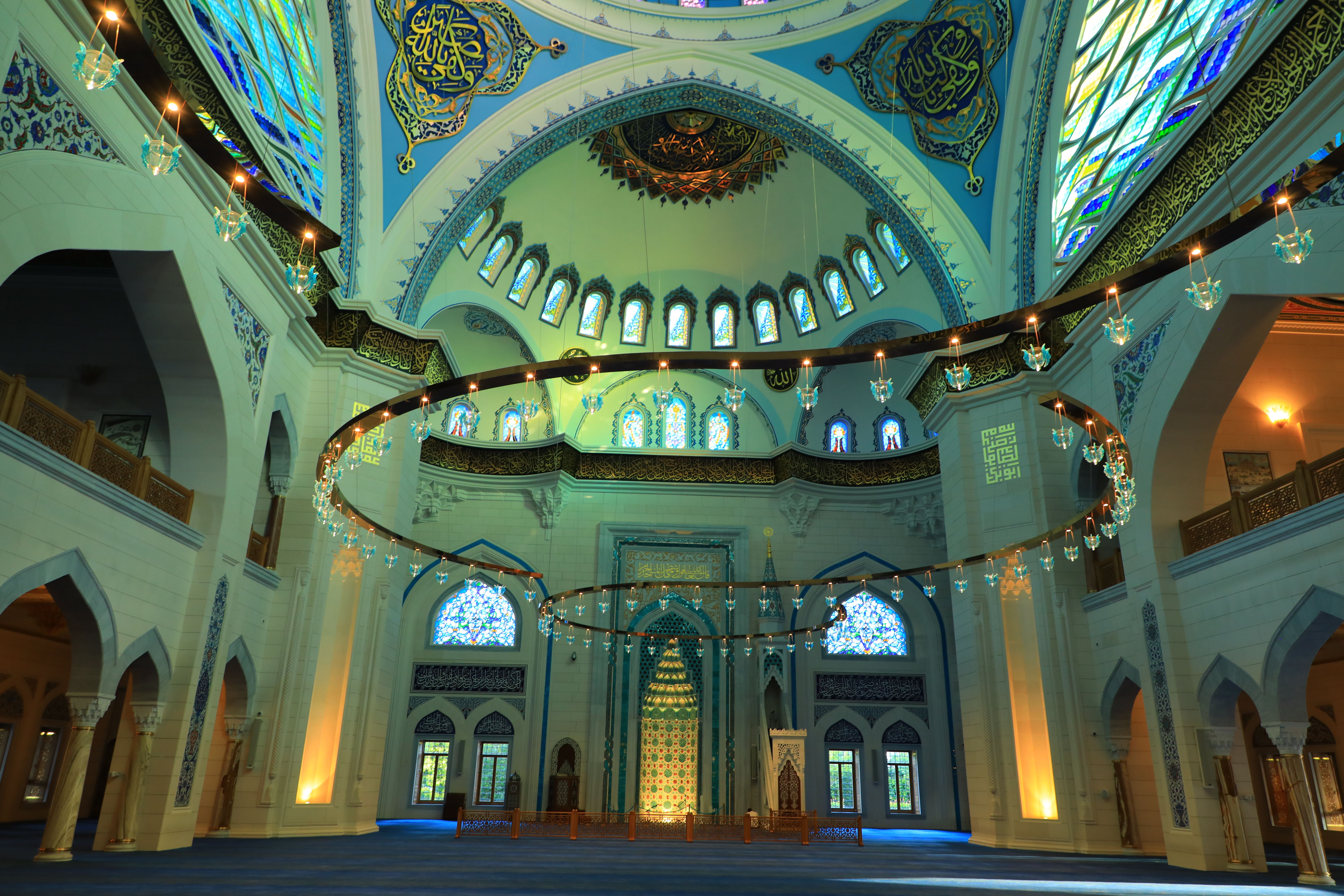 Stunning Interior of a Grand Mosque with Vibrant Decor · Free Stock Photo