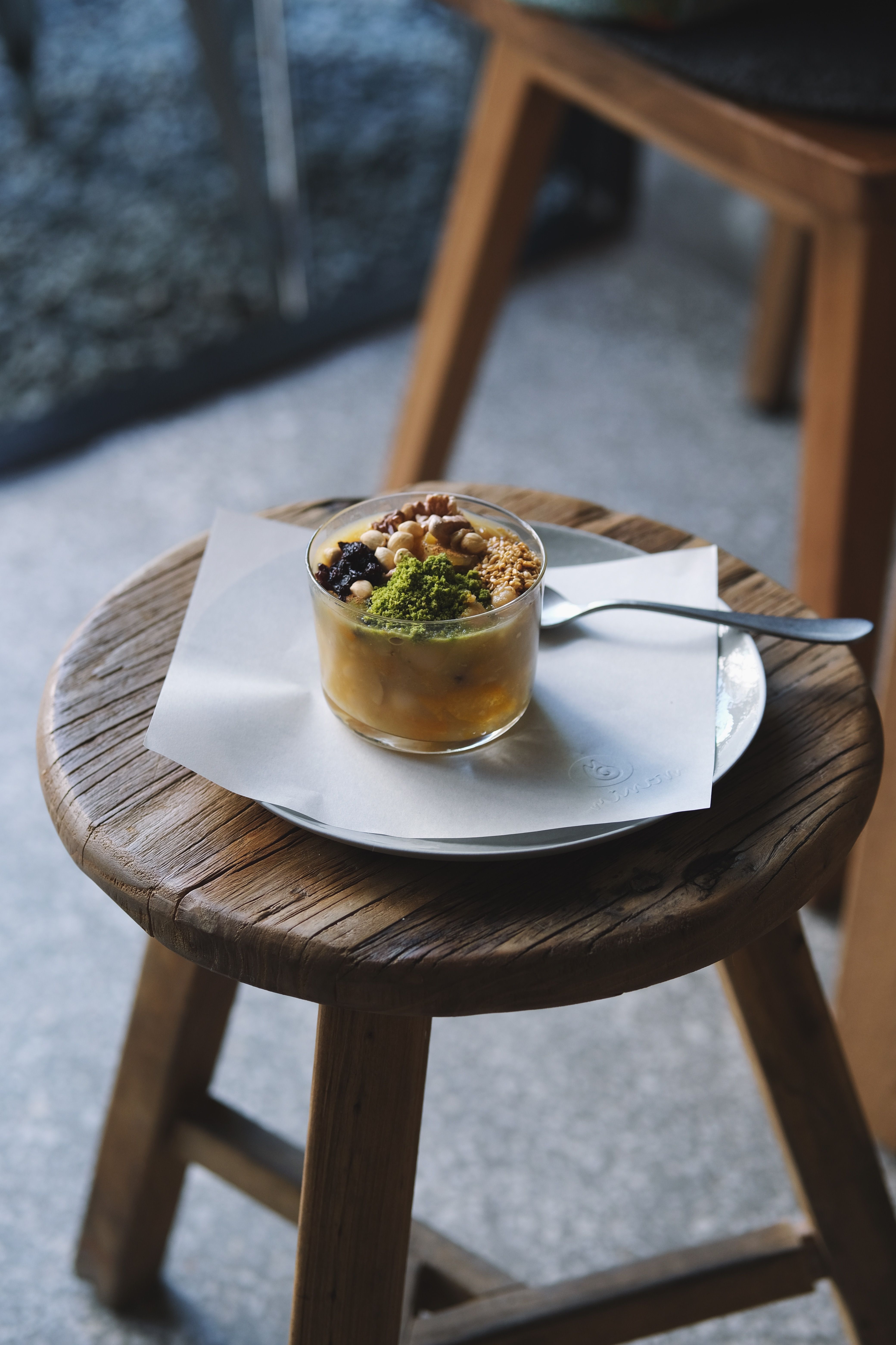 Delicioso Postre En Vaso Con Frutos Secos Y Frutas · Foto de stock gratuita
