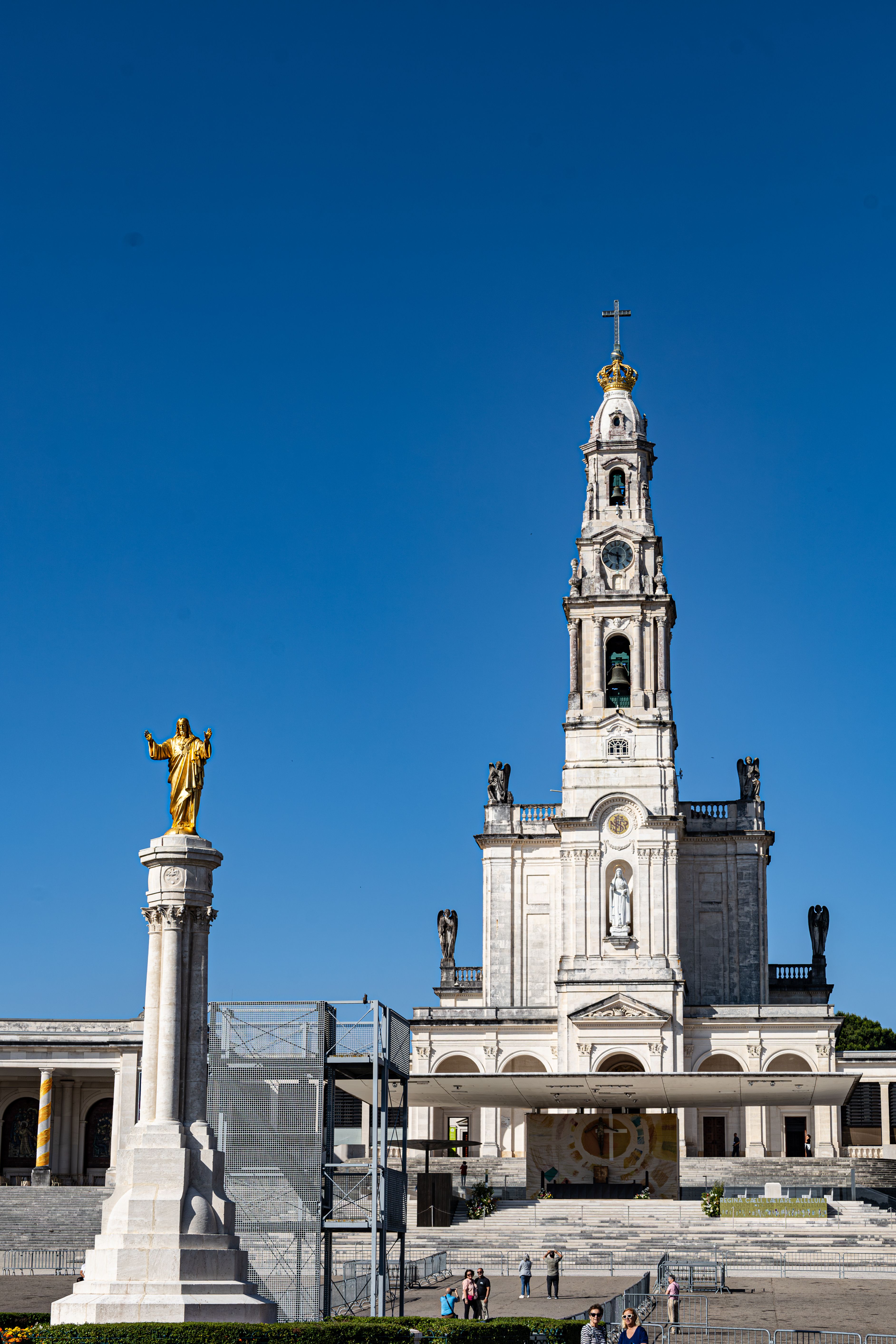 Santuario De Fátima Con Estatua Dorada · Foto de stock gratuita