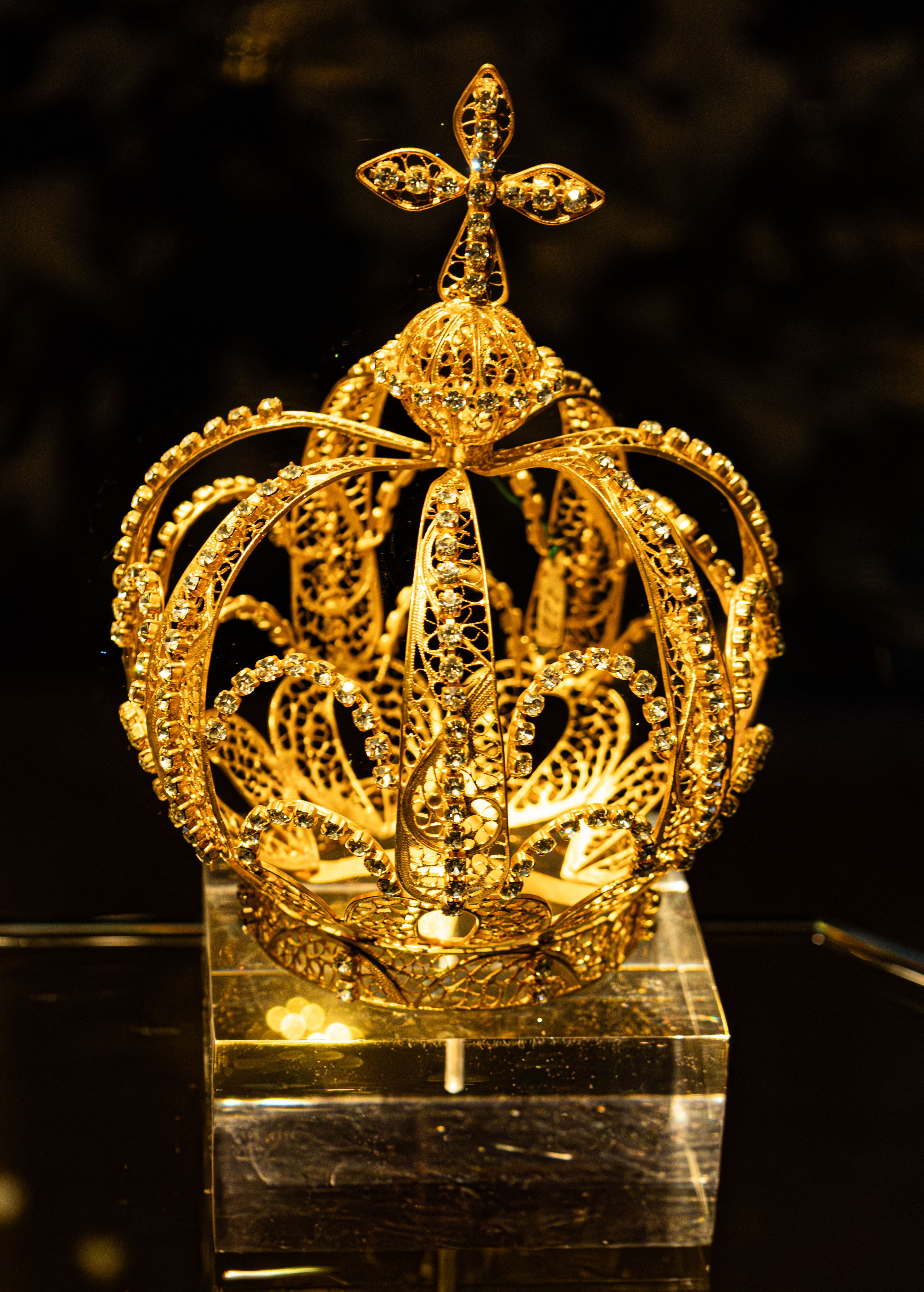 Gold Crown Photos, Download The BEST Free Gold Crown Stock Photos & HD ...