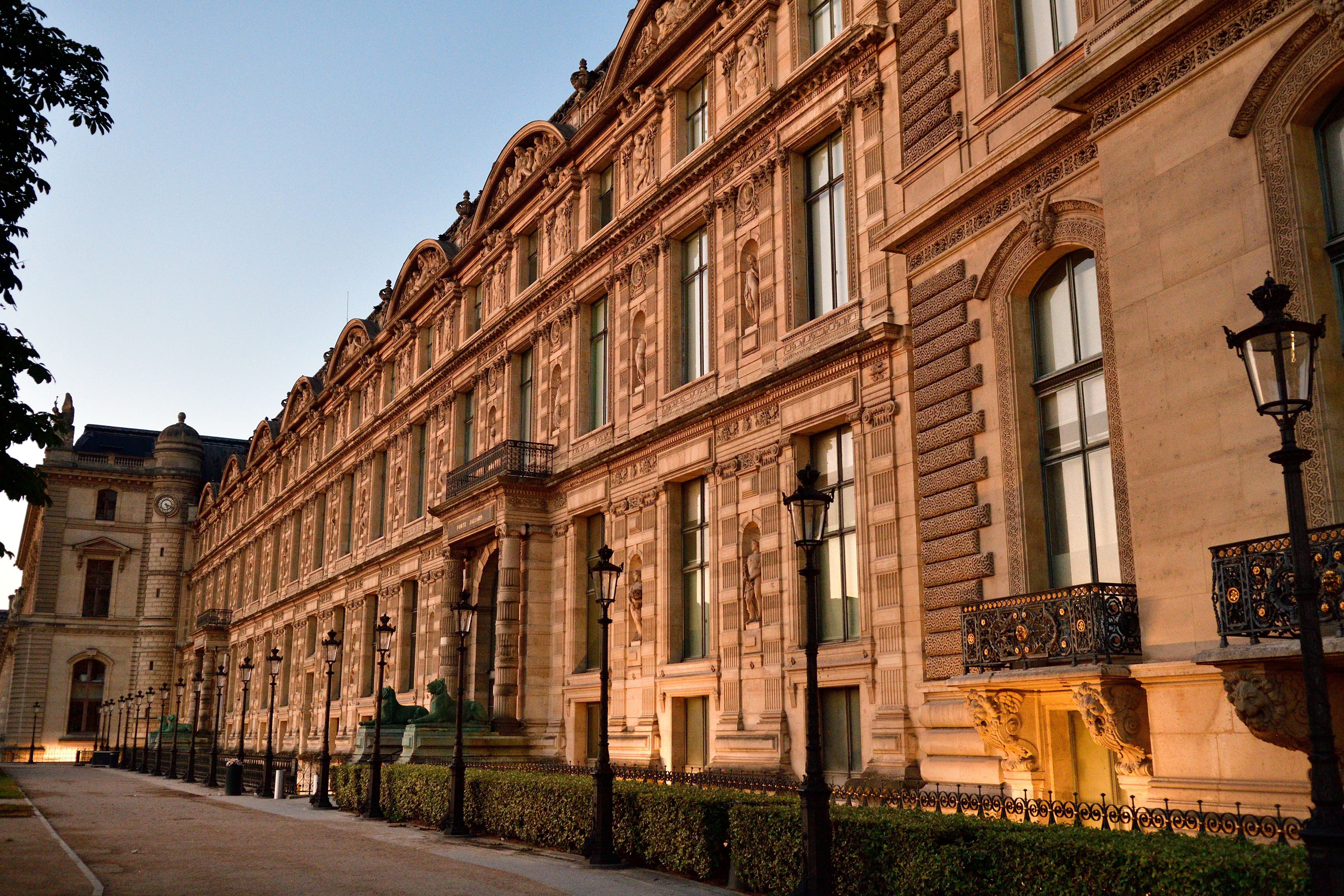 Louvre La Porte Des Lions Antes Del Amanecer · Foto de stock gratuita